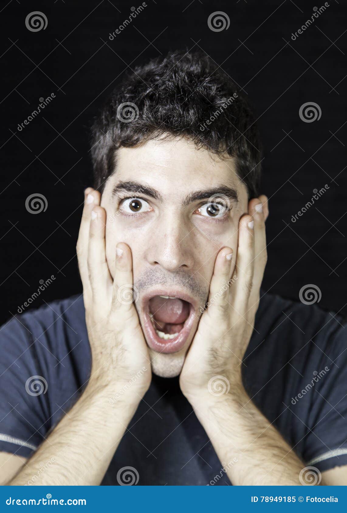 Hombre asustado que grita imagen de archivo. Imagen de horror - 78949185