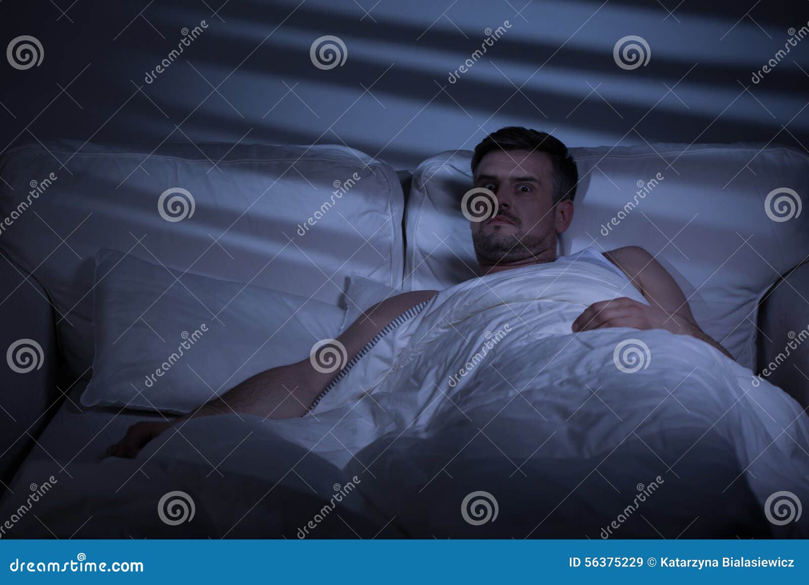 Hombre Aterrorizado En Cama Imagen de archivo - Imagen de noche, medio ...