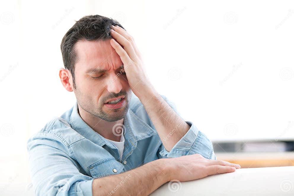 Hombre Atractivo Joven Con Un Dolor De Cabeza Imagen De Archivo Imagen De Hombre Frustrado