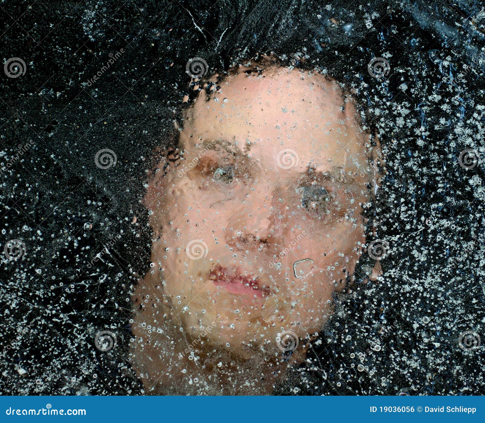 Hombre Atrapado Bajo El Hielo Foto de archivo - Imagen de criogénica ...