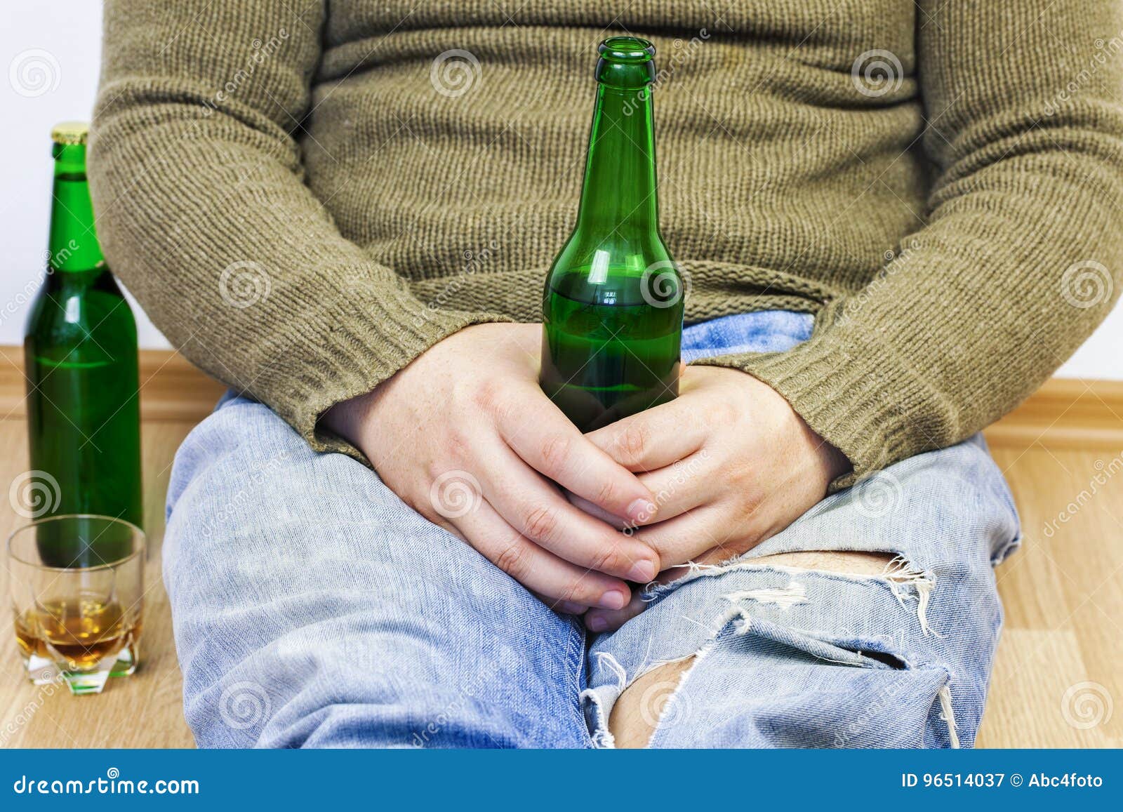 Hombre Borracho Con La Botella De Alcohol En Piso Imagen de archivo ...