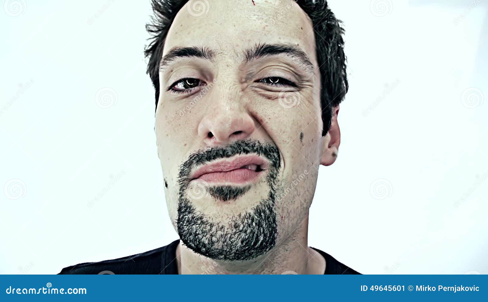 Hombre Borracho En El Fondo Blanco Almacen De Video - Vídeo de barba ...