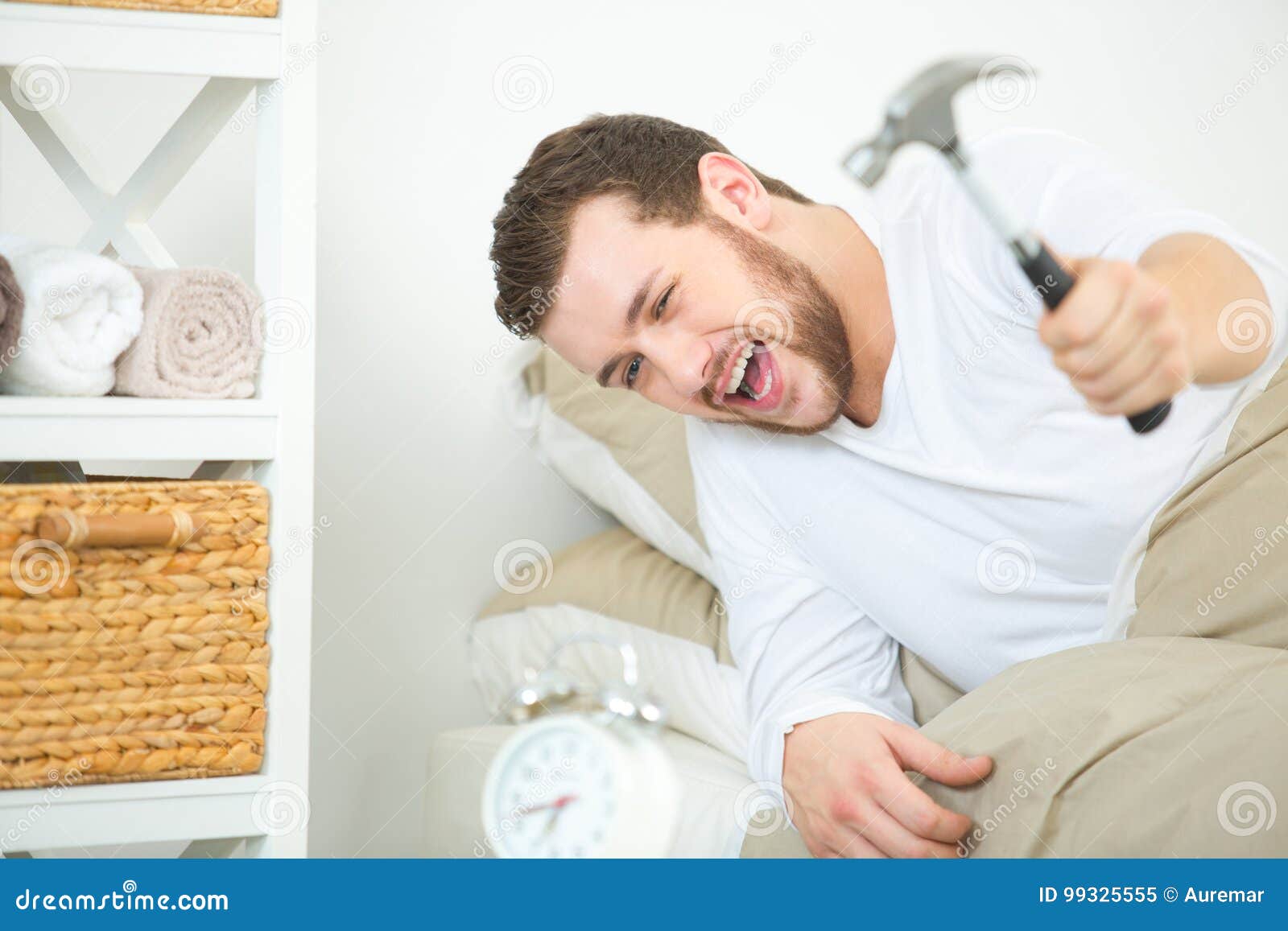 Hombre Cabreado Con El Despertador Imagen de archivo - Imagen de golpe ...