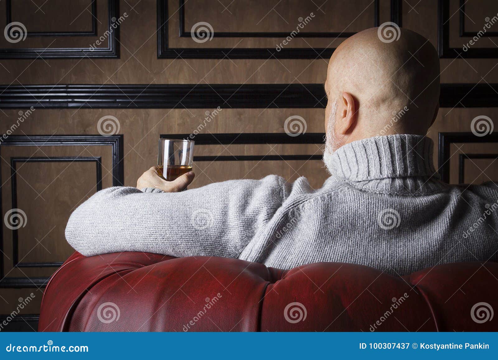 Hombre Calvo En La Butaca Roja Imagen de archivo - Imagen de lifestyle ...