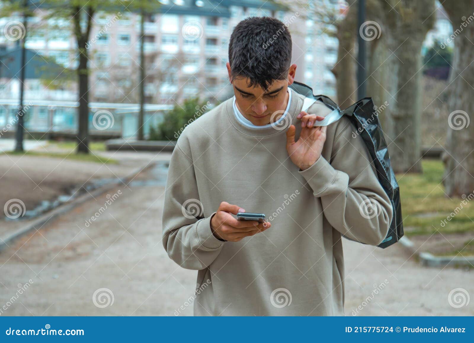 Hombre Caminando Mirando El Celular Foto de archivo - Imagen de ...