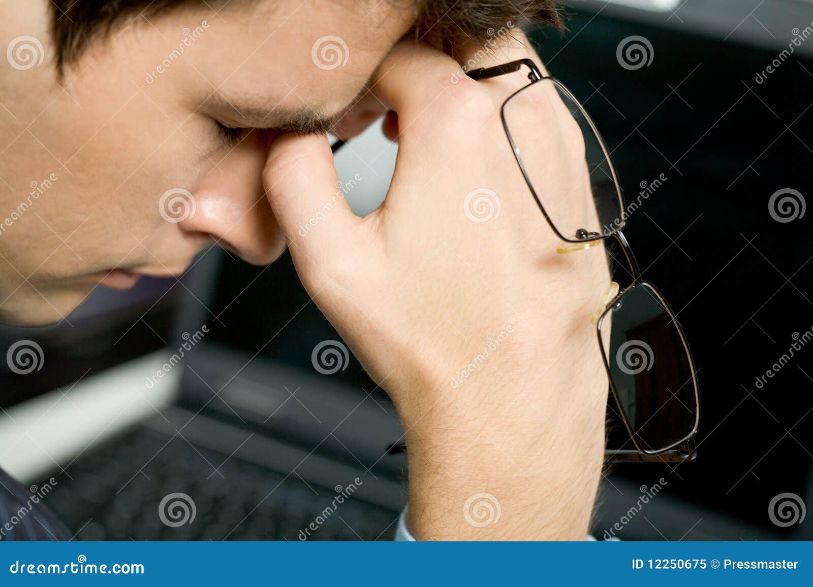 Hombre cansado imagen de archivo. Imagen de tenencia - 12250675