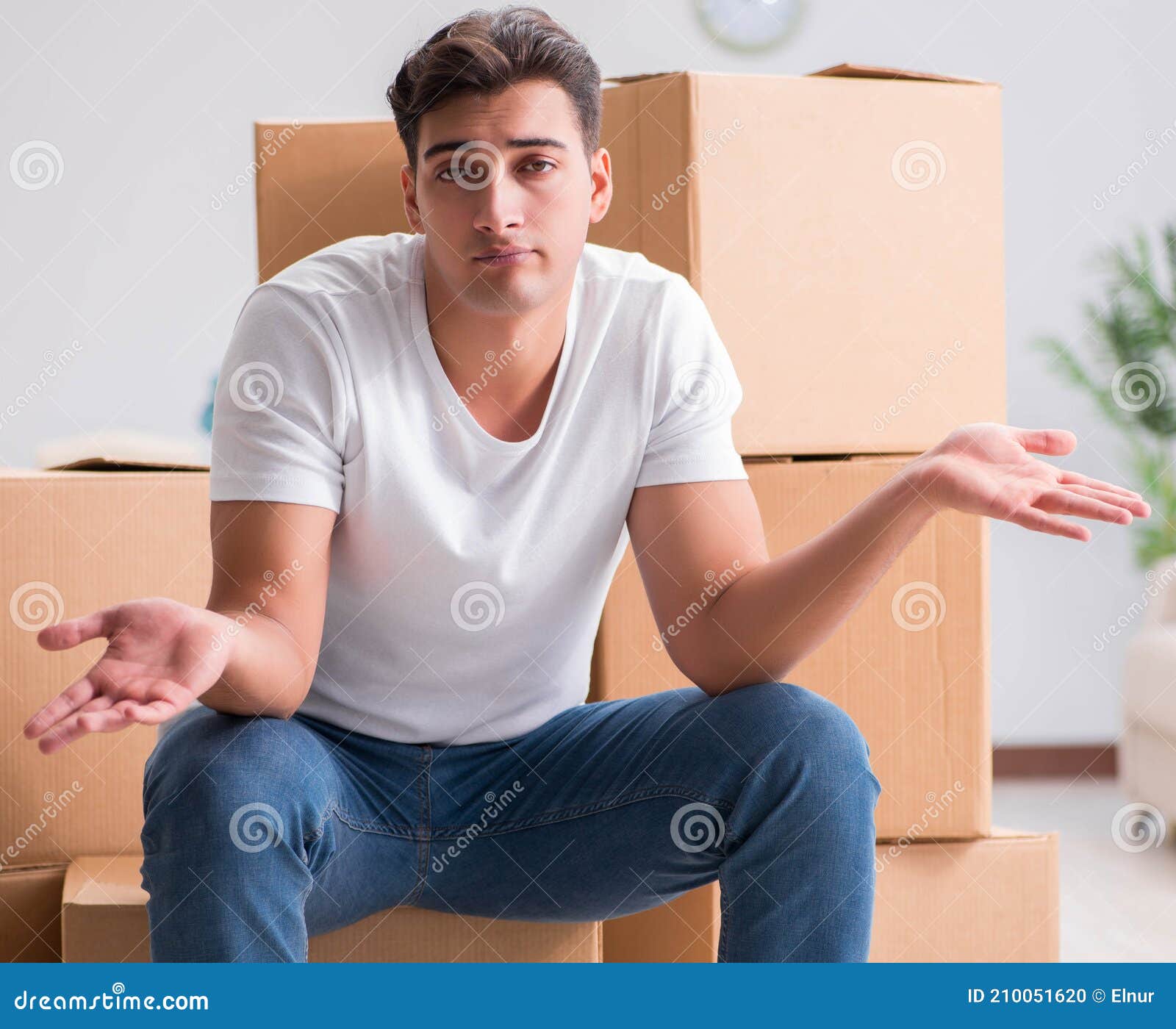 Hombre Cargando Cajas En Casa Foto de archivo - Imagen de pesado, casa ...