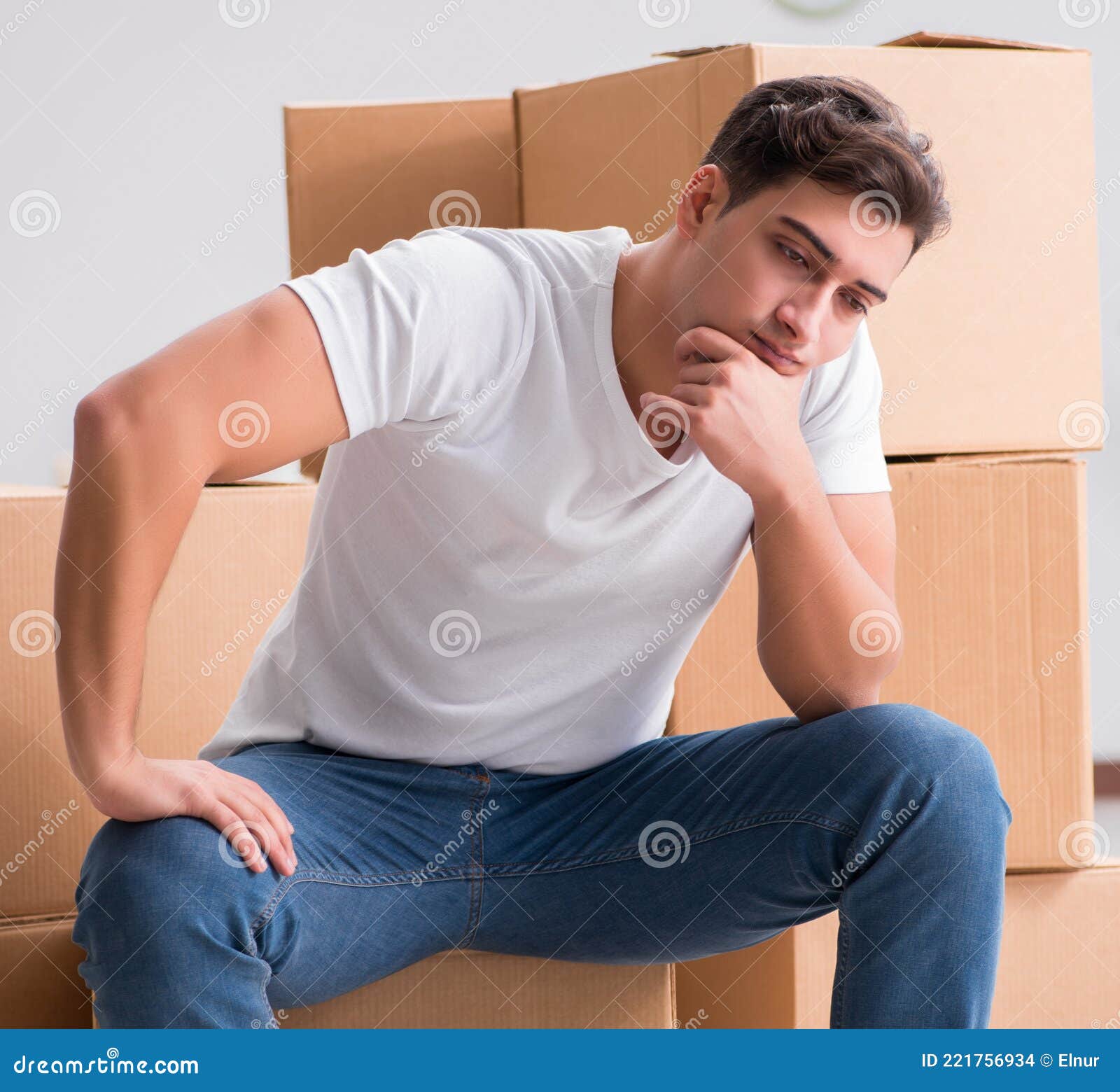 Hombre Cargando Cajas En Casa Foto de archivo - Imagen de motores ...