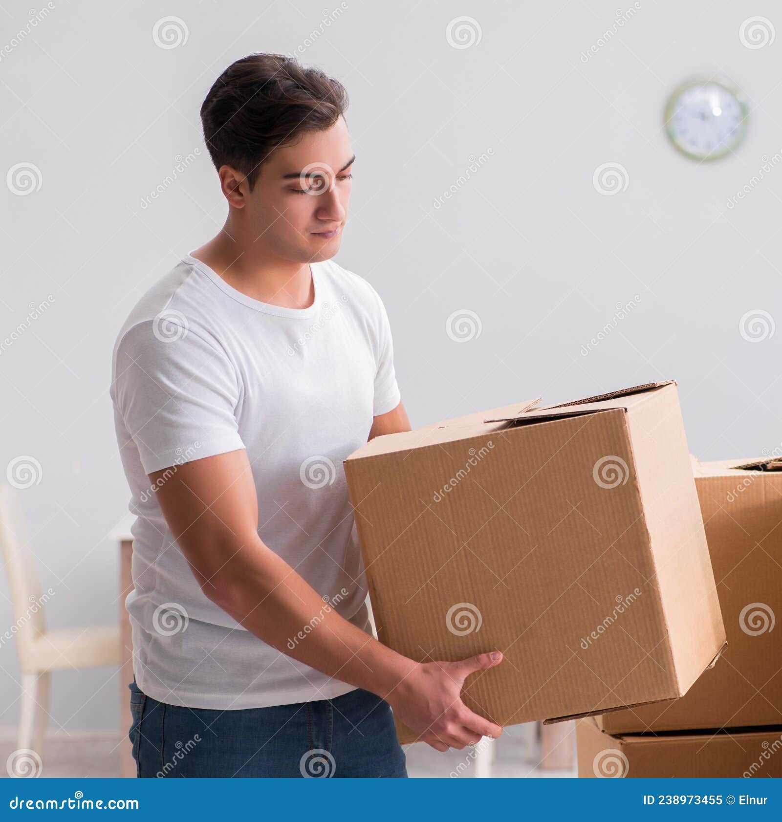 Hombre Cargando Cajas En Casa Imagen de archivo - Imagen de embalaje ...