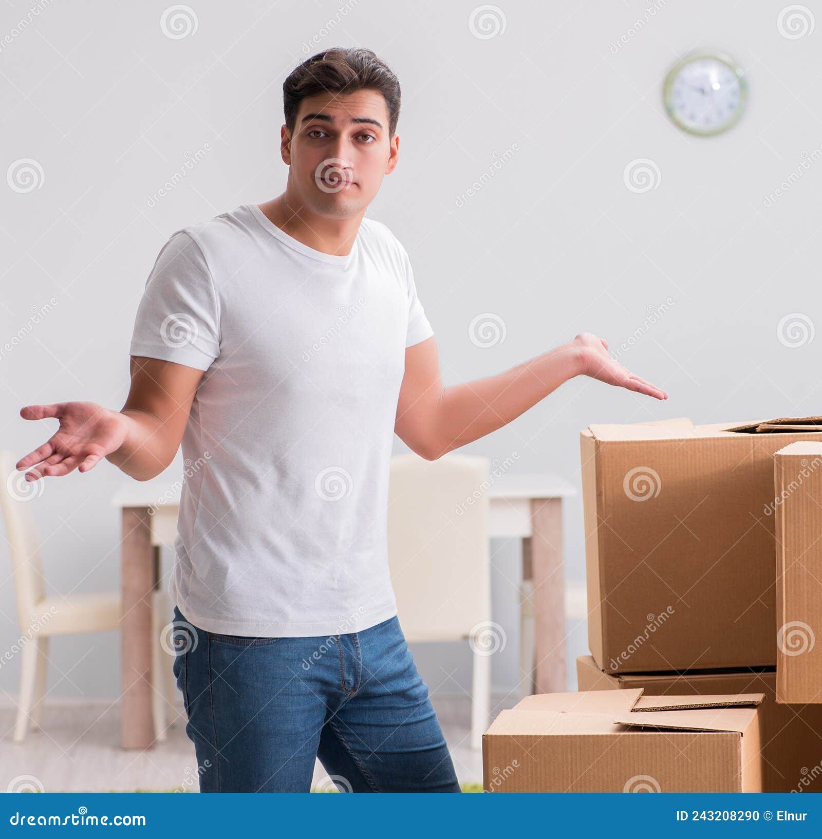 Hombre Cargando Cajas En Casa Foto de archivo - Imagen de mensajero ...