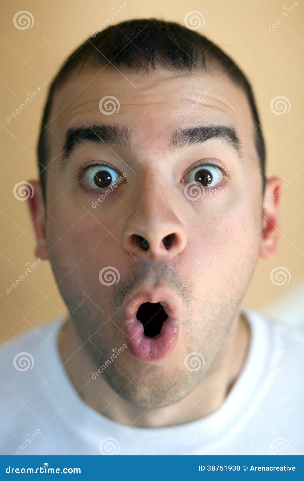 Hombre chocado pasmado foto de archivo. Imagen de medio - 38751930
