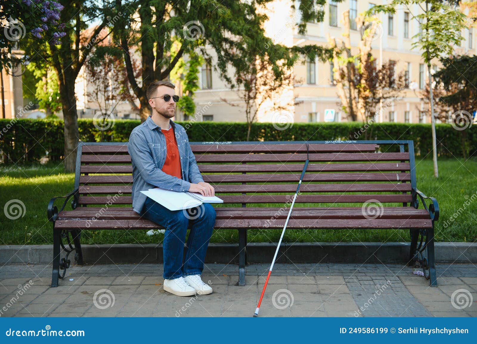 Hombre Ciego Leyendo Tocando Libro En Braille Imagen de archivo ...