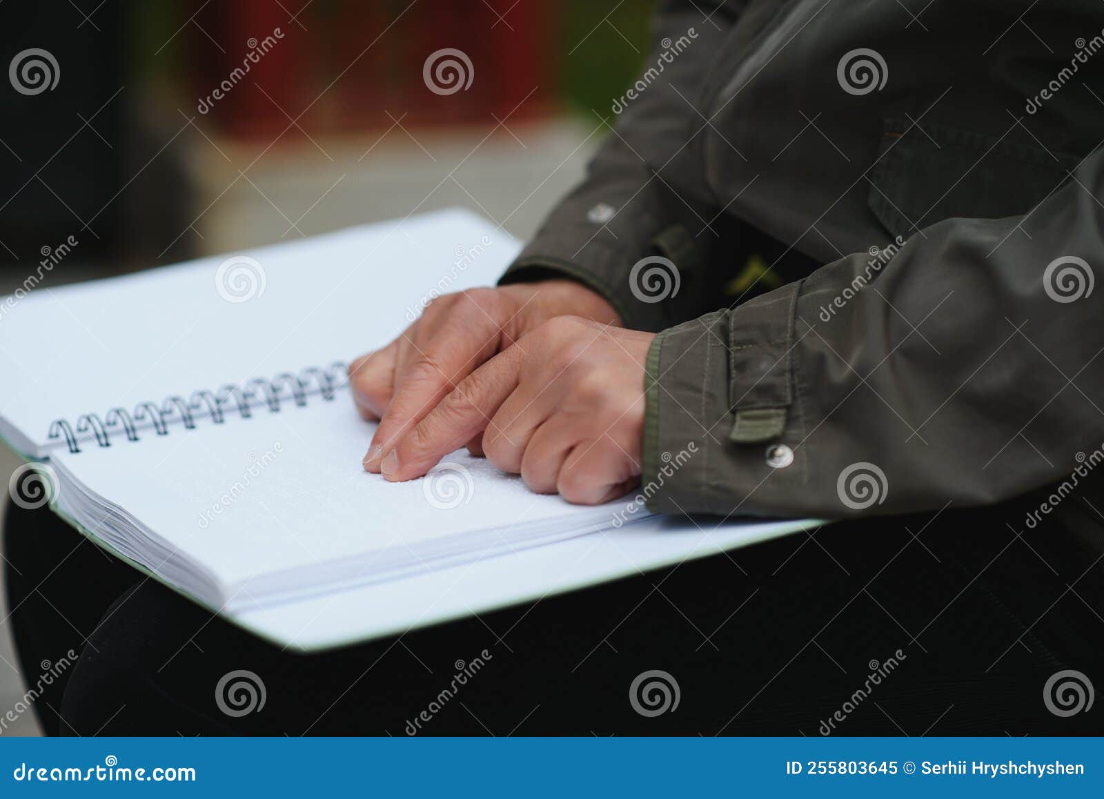 Hombre Ciego Leyendo Tocando Libro En Braille Imagen de archivo ...
