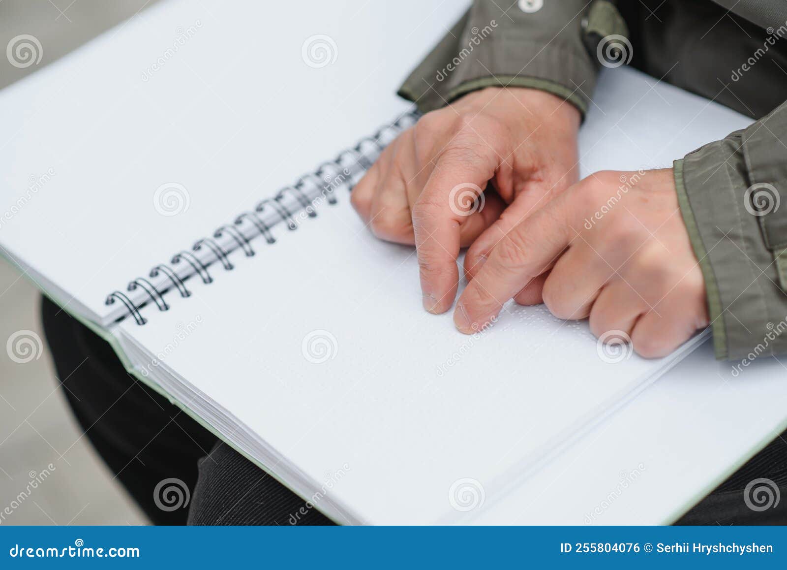 Hombre Ciego Leyendo Tocando Libro En Braille Foto de archivo - Imagen ...