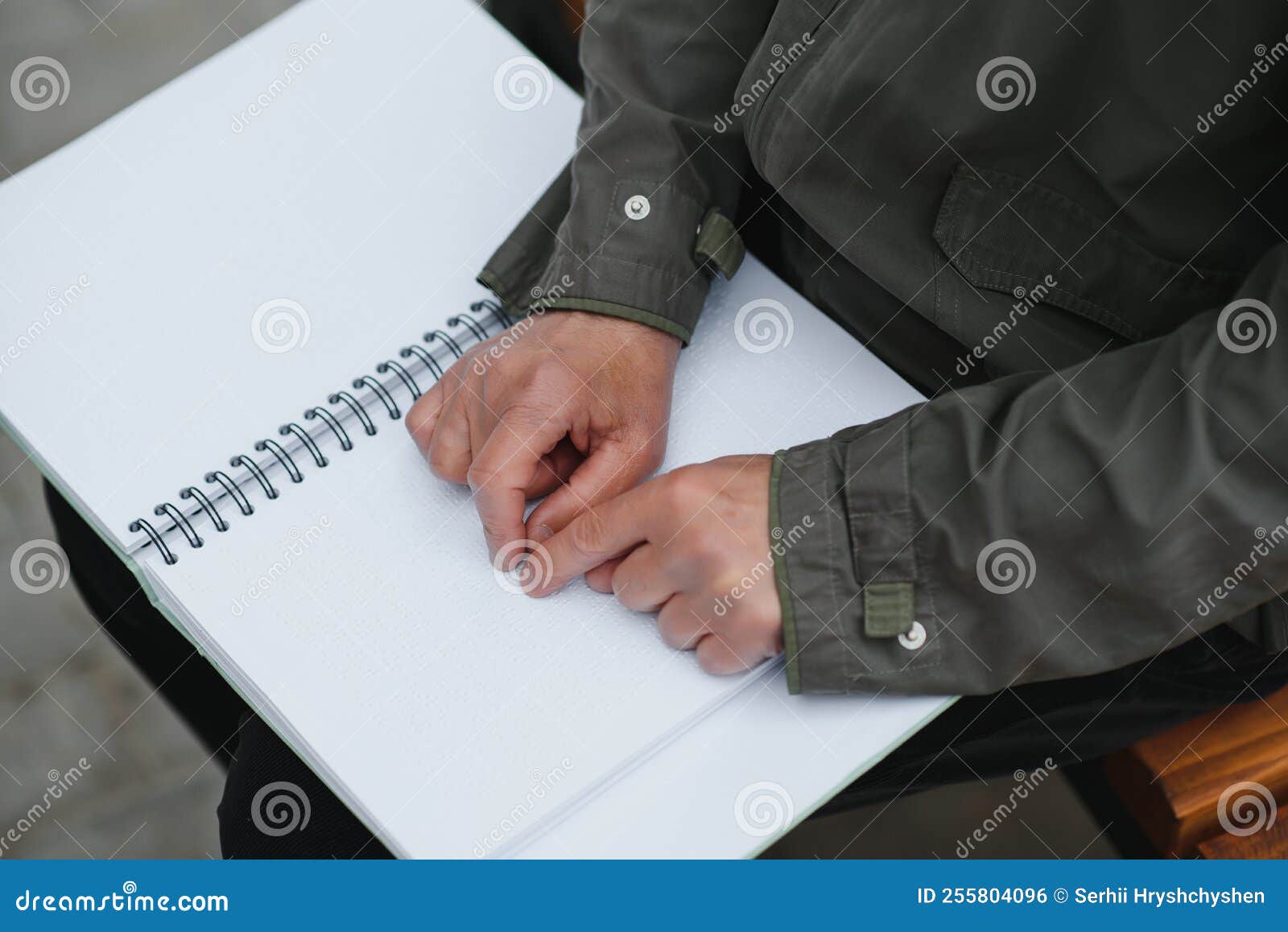 Hombre Ciego Leyendo Tocando Libro En Braille Foto de archivo - Imagen ...