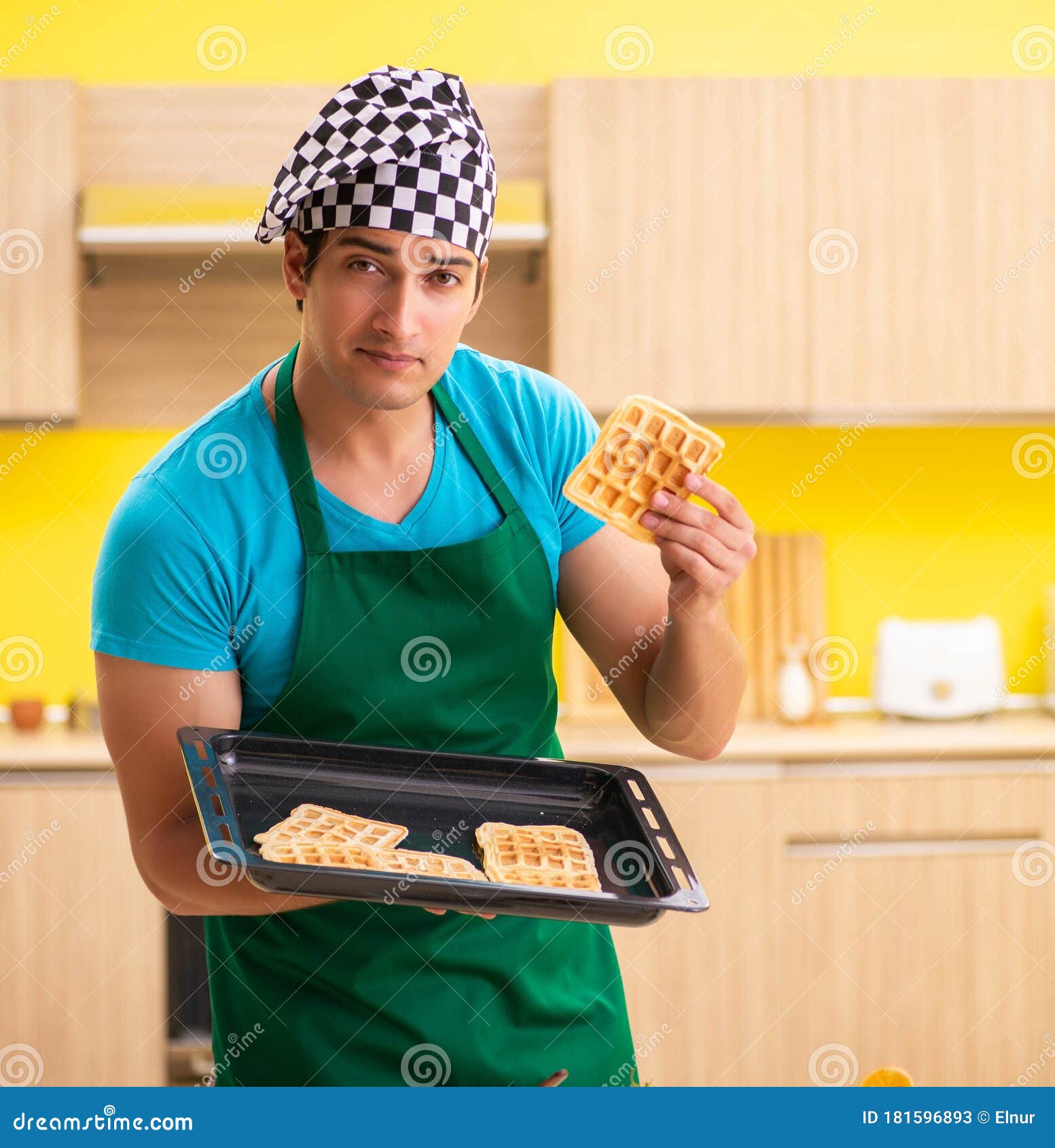 Hombre Cocina Preparando Pastel En La Cocina En Casa Imagen de archivo ... Hombre Cocina Preparando Pastel En La Cocina En Casa Imagen de archivo ...