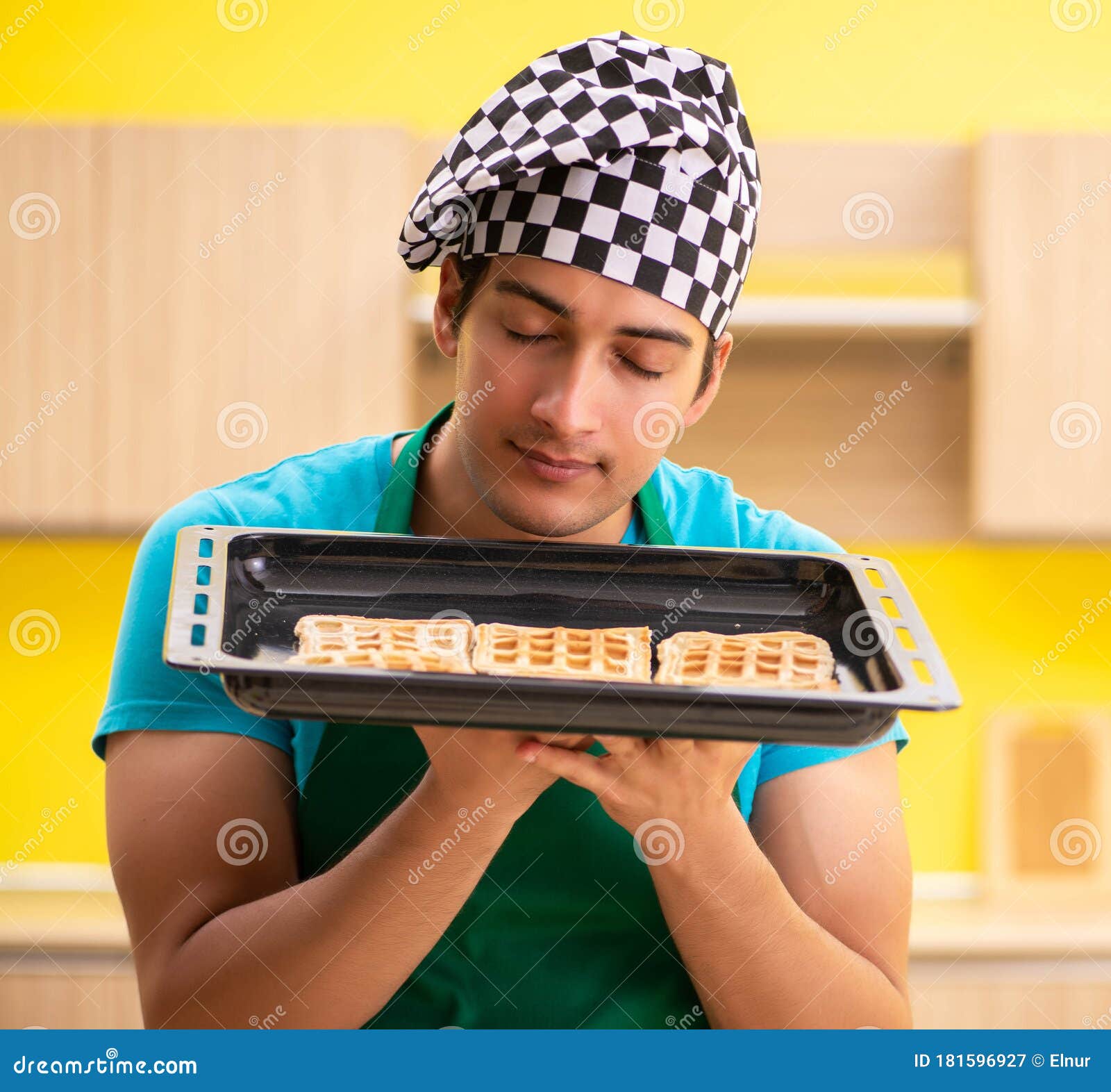 Hombre Cocina Preparando Pastel En La Cocina En Casa Imagen de archivo ... Hombre Cocina Preparando Pastel En La Cocina En Casa Imagen de archivo ...
