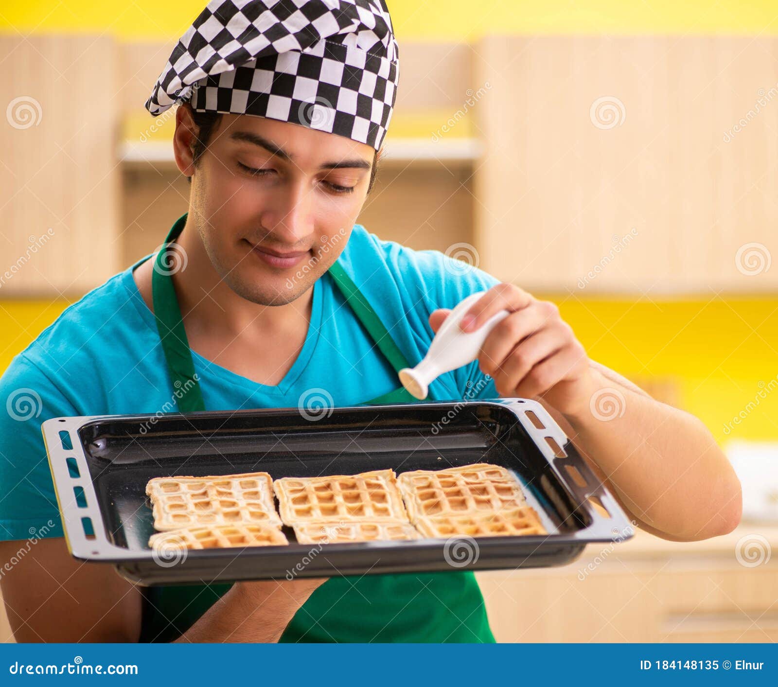 Hombre Cocina Preparando Pastel En La Cocina En Casa Imagen de archivo ... Hombre Cocina Preparando Pastel En La Cocina En Casa Imagen de archivo ...