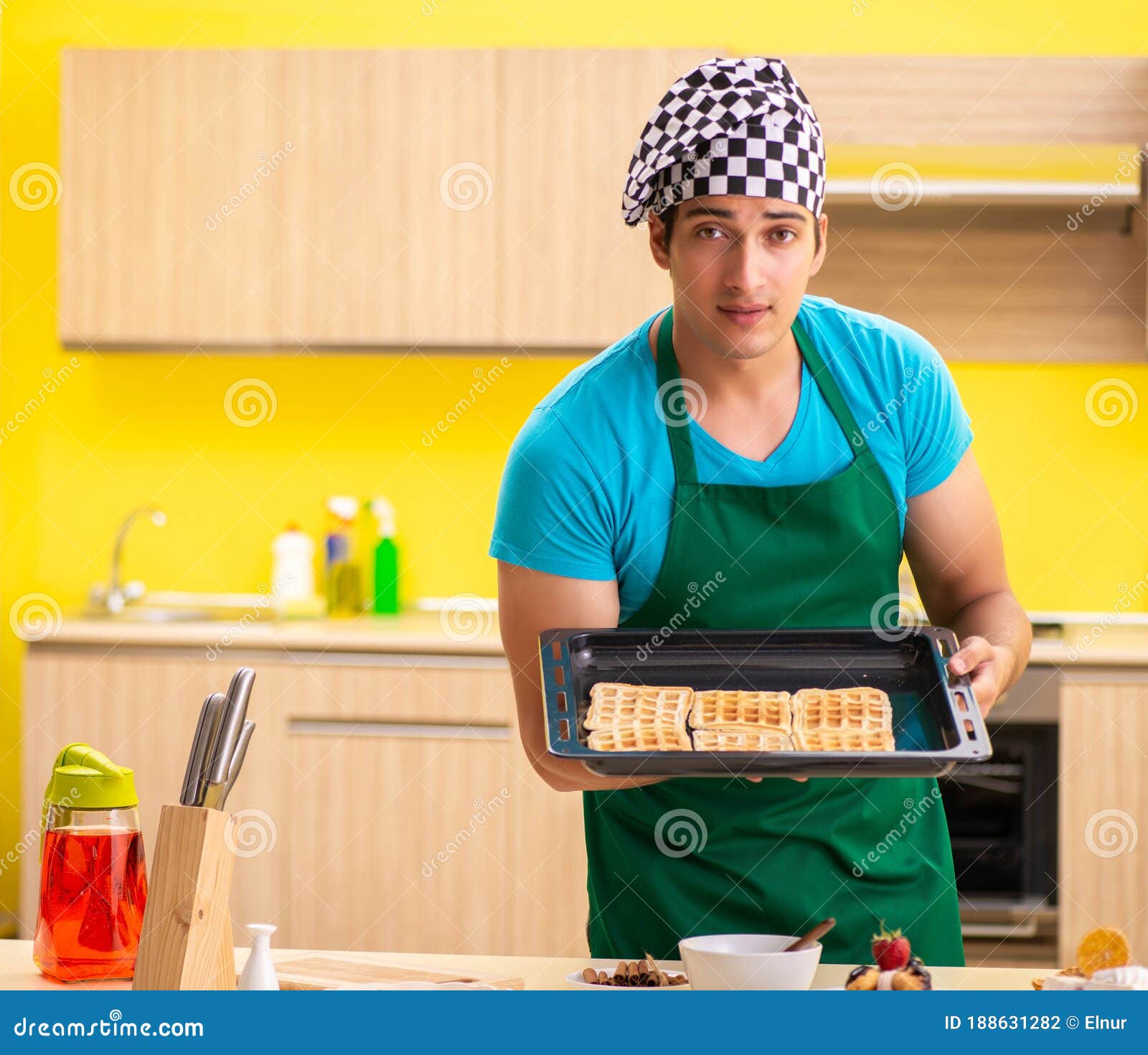 Hombre Cocina Preparando Pastel En La Cocina En Casa Foto de archivo ... Hombre Cocina Preparando Pastel En La Cocina En Casa Foto de archivo ...