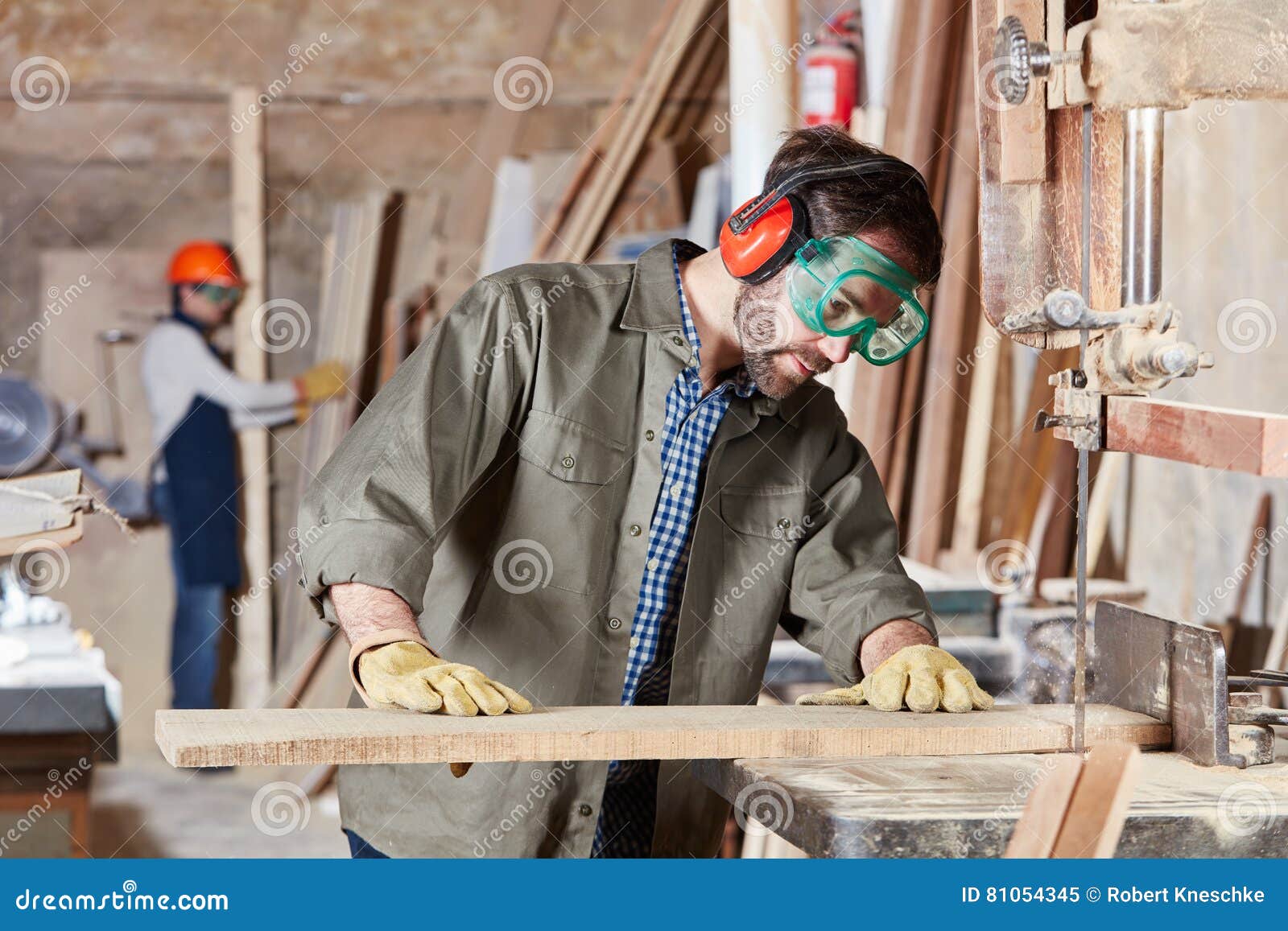 Hombre Como Carpintero Que Procesa La Madera Imagen de archivo - Imagen ...