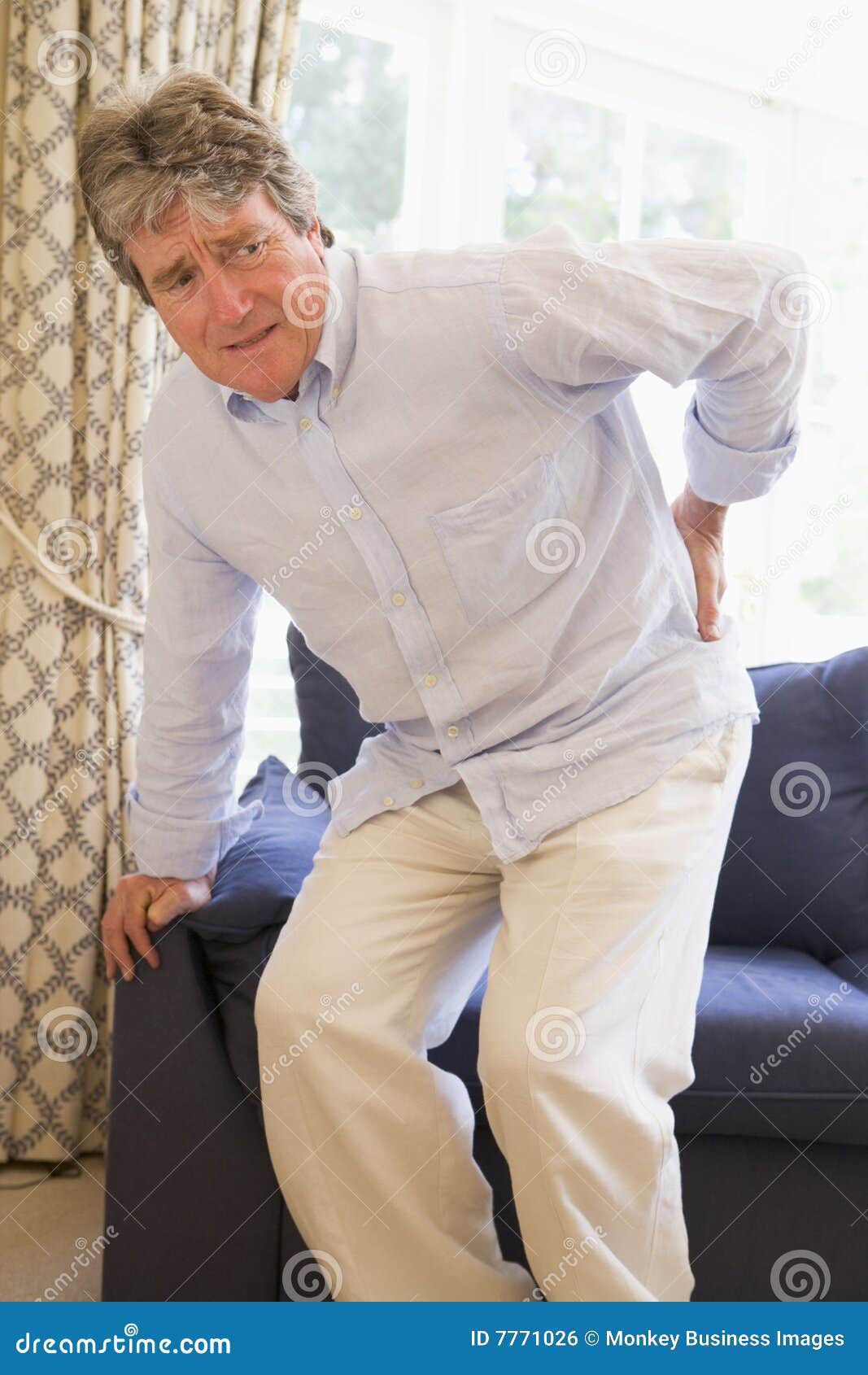 Hombre Con Dolor De Espalda Foto de archivo - Imagen de hombre, dolor ...