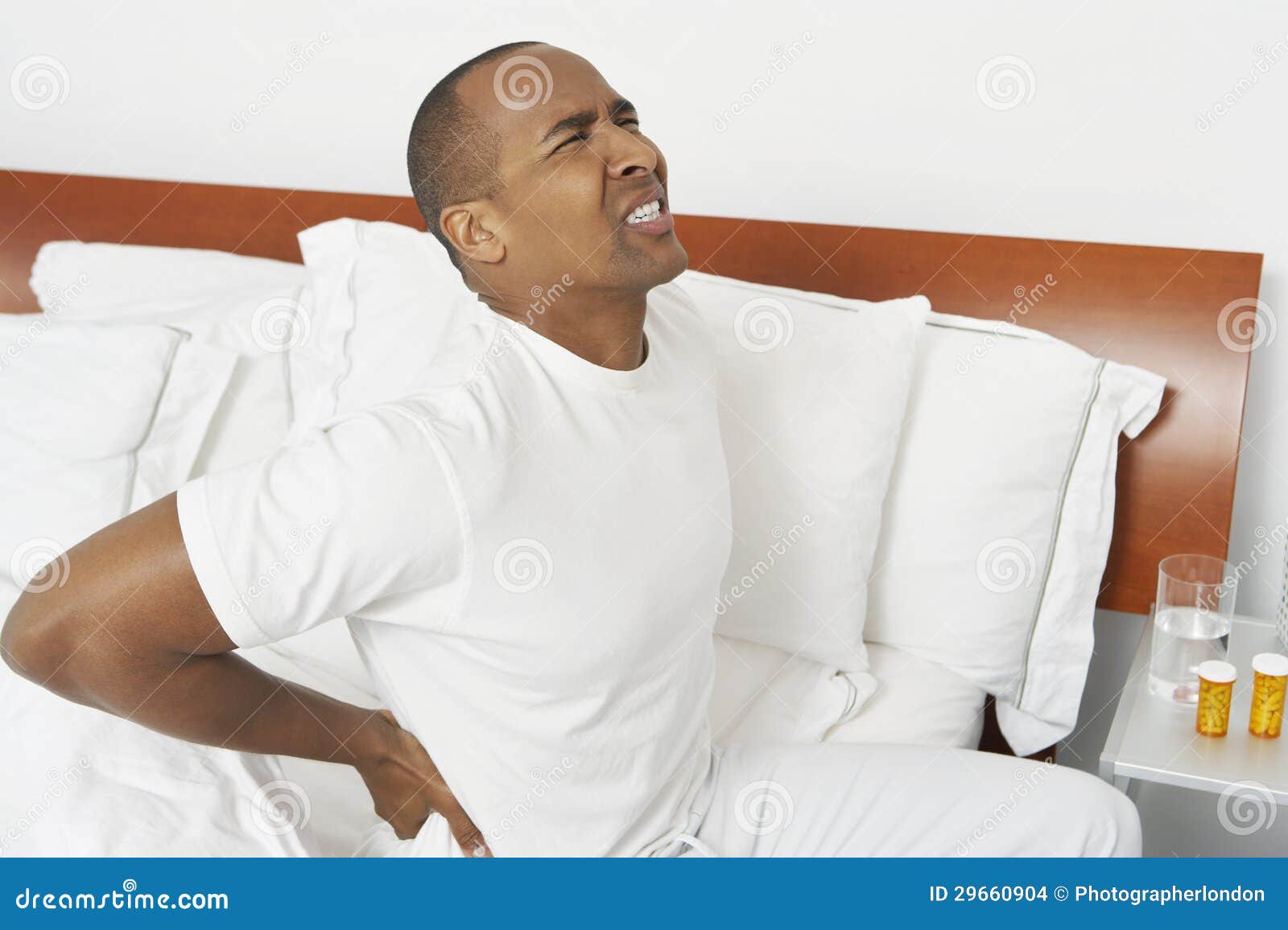 Hombre Con Dolor De Espalda En Cama Foto de archivo - Imagen de gente ...