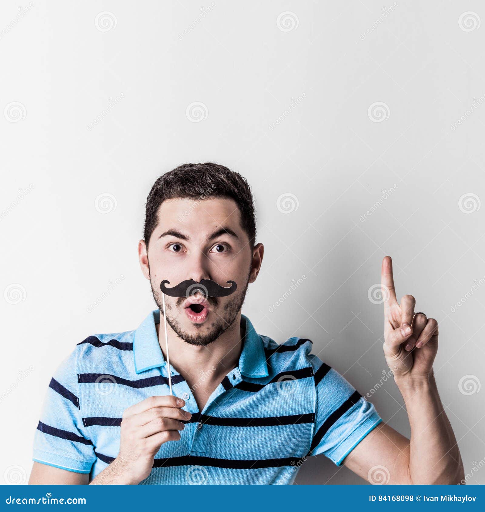 Hombre con el bigote falso foto de archivo. Imagen de positivo - 84168098