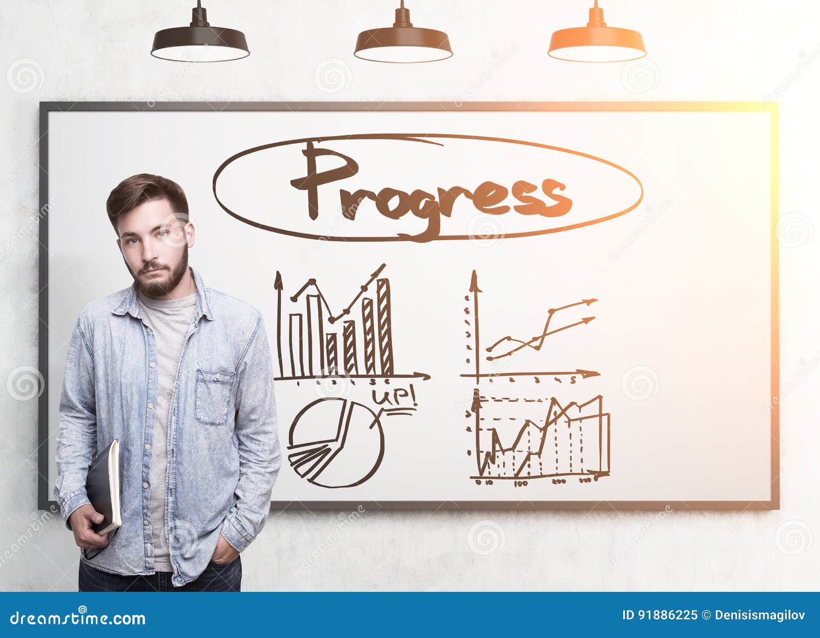 Hombre Con El Cuaderno Y El Bosquejo Del Progreso Imagen de archivo ...
