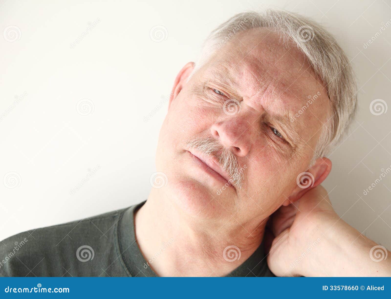 Hombre Con El Cuello Dolorido Foto de archivo - Imagen de primer, dolor ...