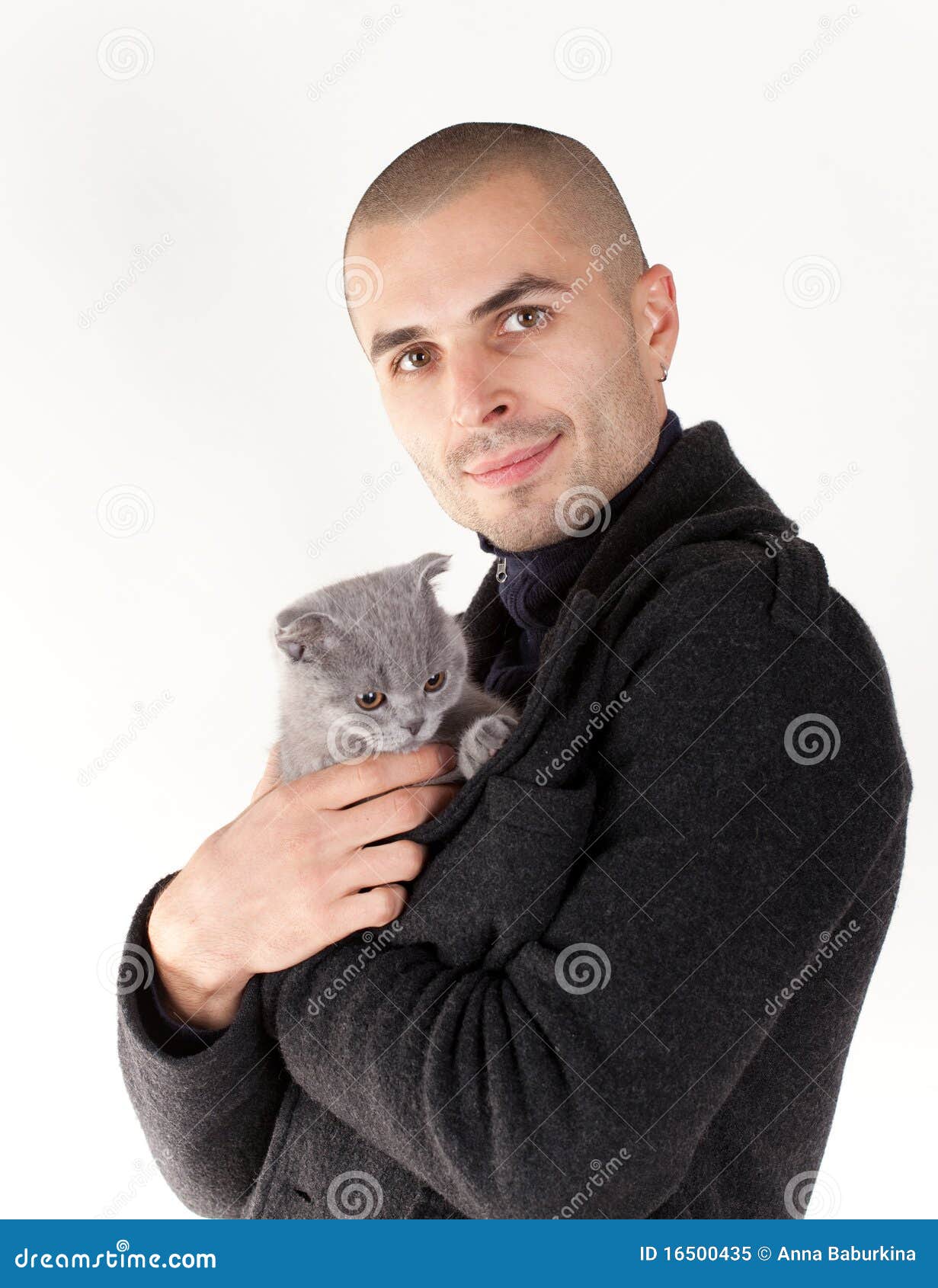 Hombre con el gatito imagen de archivo. Imagen de alegre - 16500435