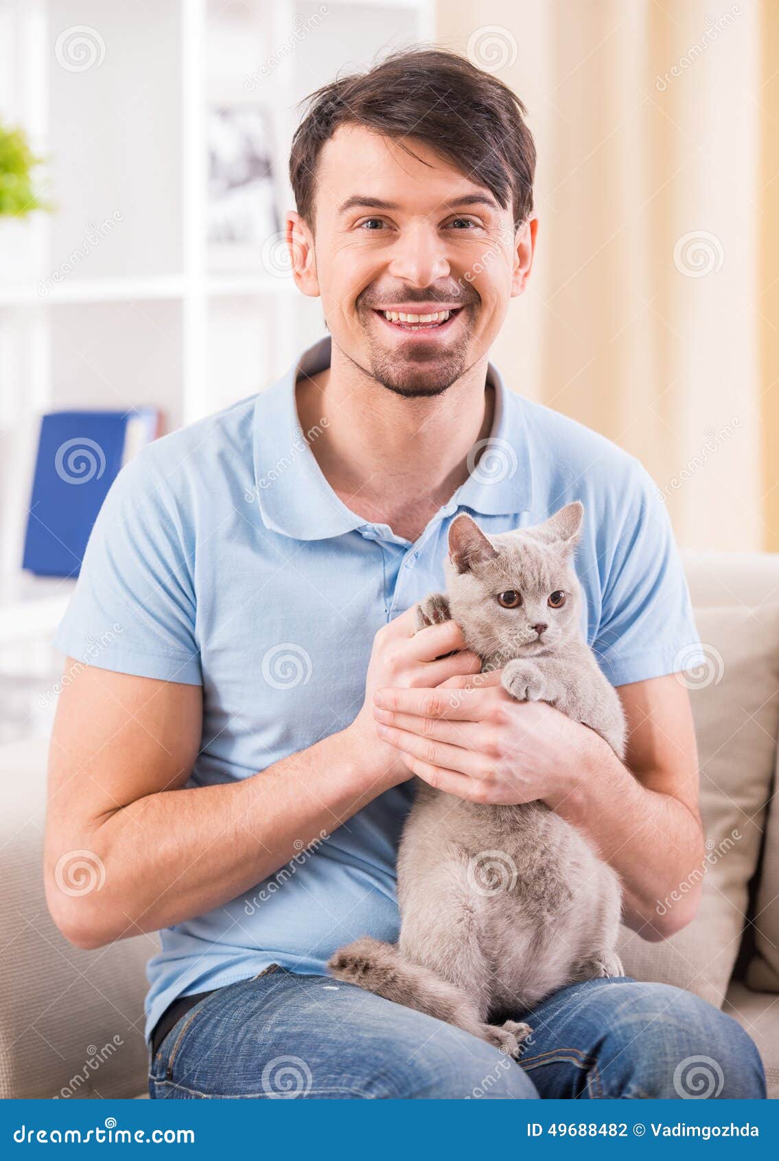 Hombre con el gato foto de archivo. Imagen de gatito - 49688482