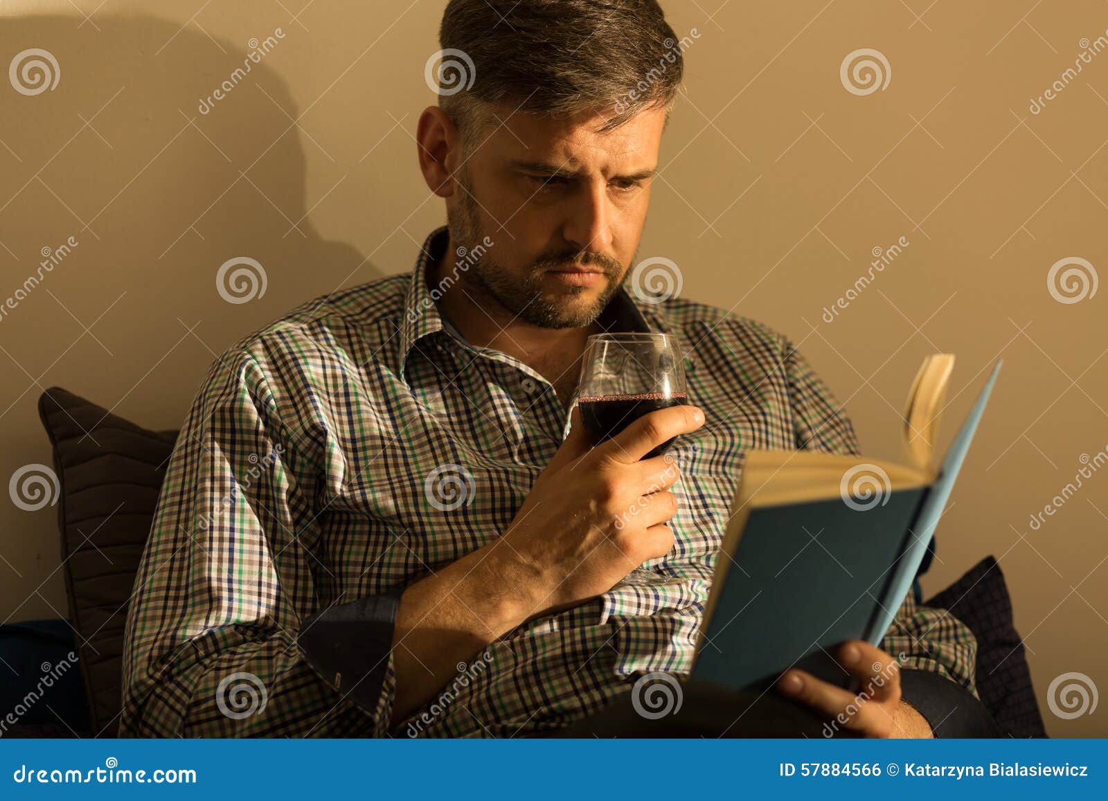 Hombre con el libro foto de archivo. Imagen de empresario - 57884566