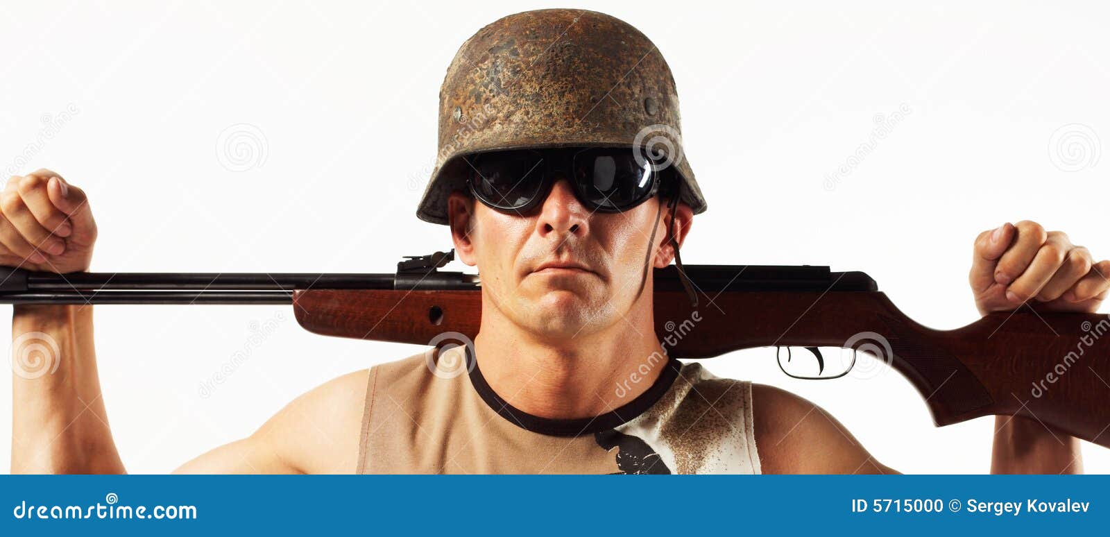 Hombre con el rifle foto de archivo. Imagen de blanco - 5715000