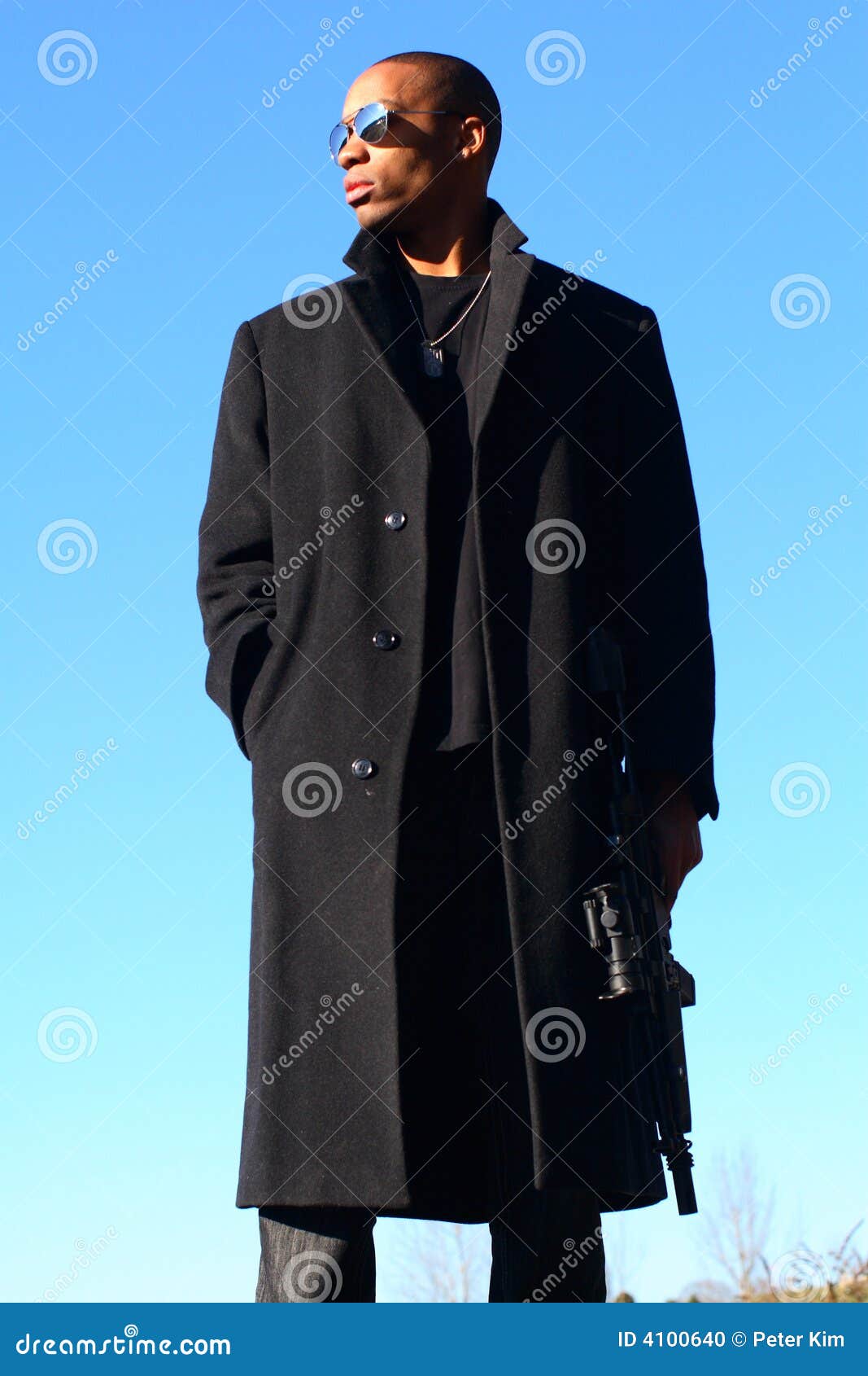 Hombre Con El Rifle De Asalto Foto de archivo - Imagen de fuerzas ...