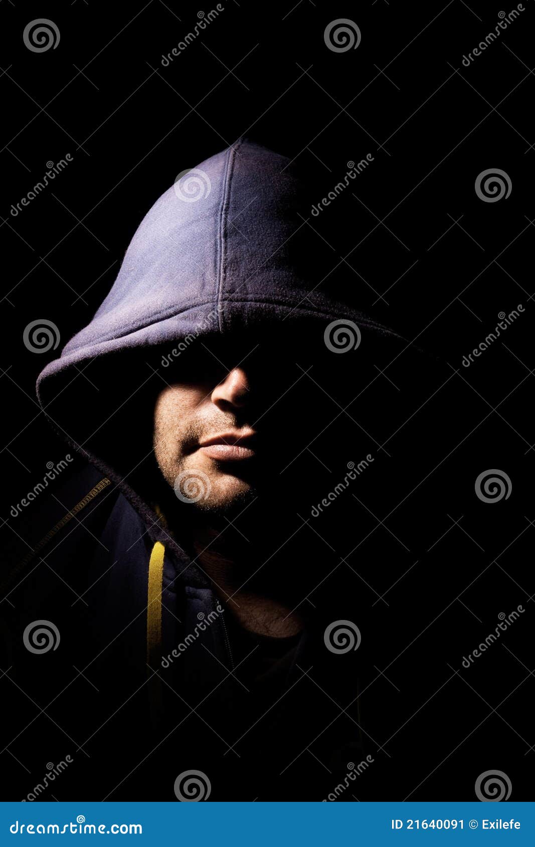 Hombre con la capucha imagen de archivo. Imagen de barba - 21640091