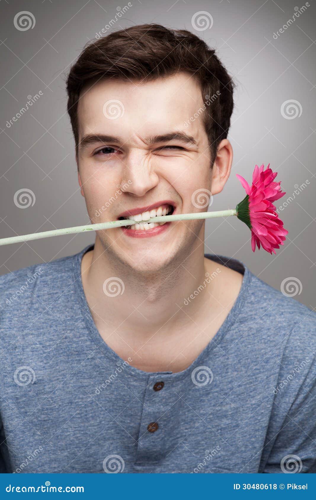 Hombre Con La Flor En Su Boca Foto de archivo - Imagen de estudio ...