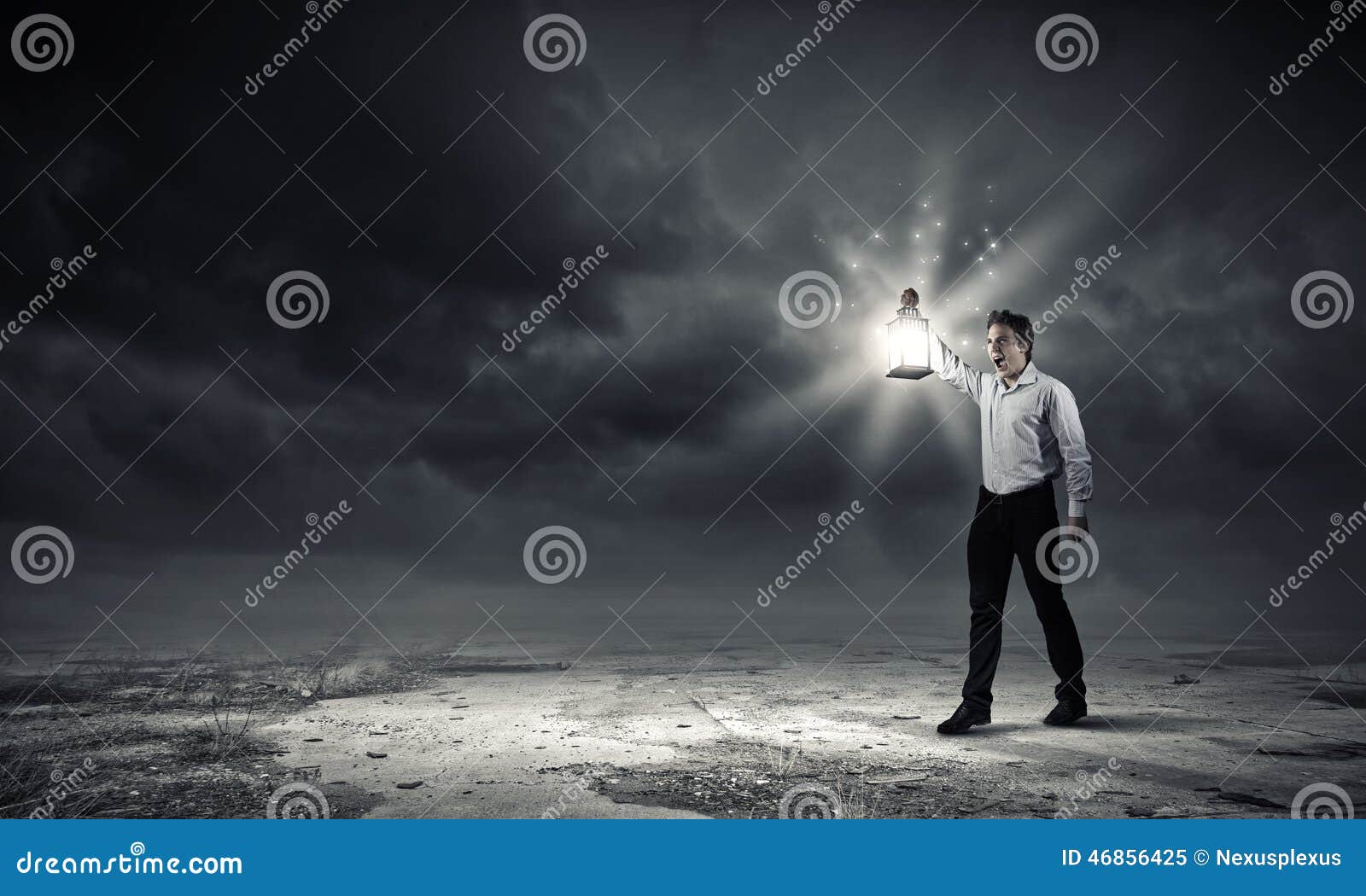 Hombre con la linterna imagen de archivo. Imagen de muchacho - 46856425