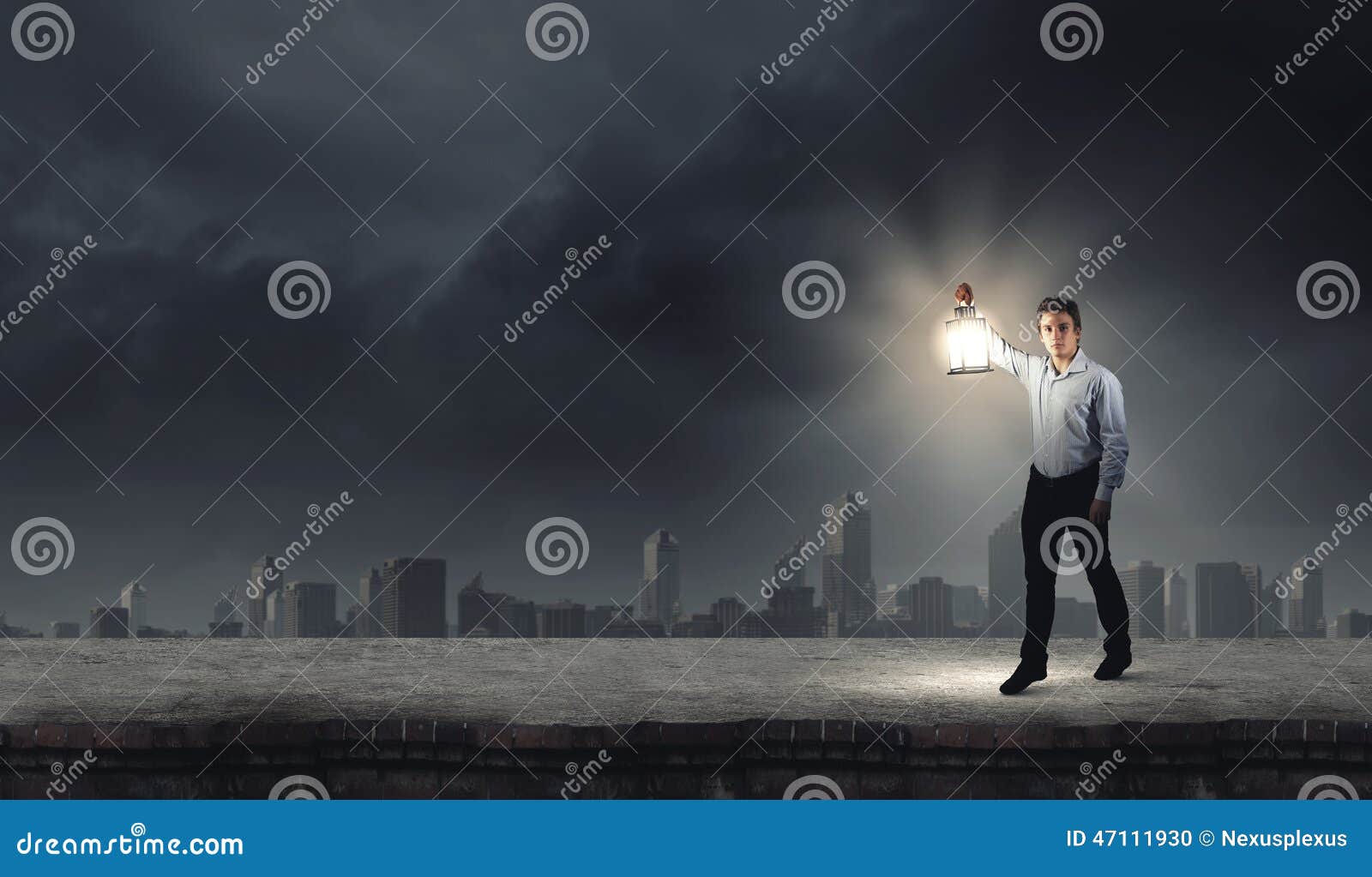 Hombre con la linterna foto de archivo. Imagen de exterior - 47111930