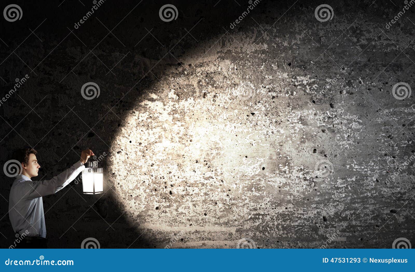 Hombre con la linterna imagen de archivo. Imagen de tentativa - 47531293
