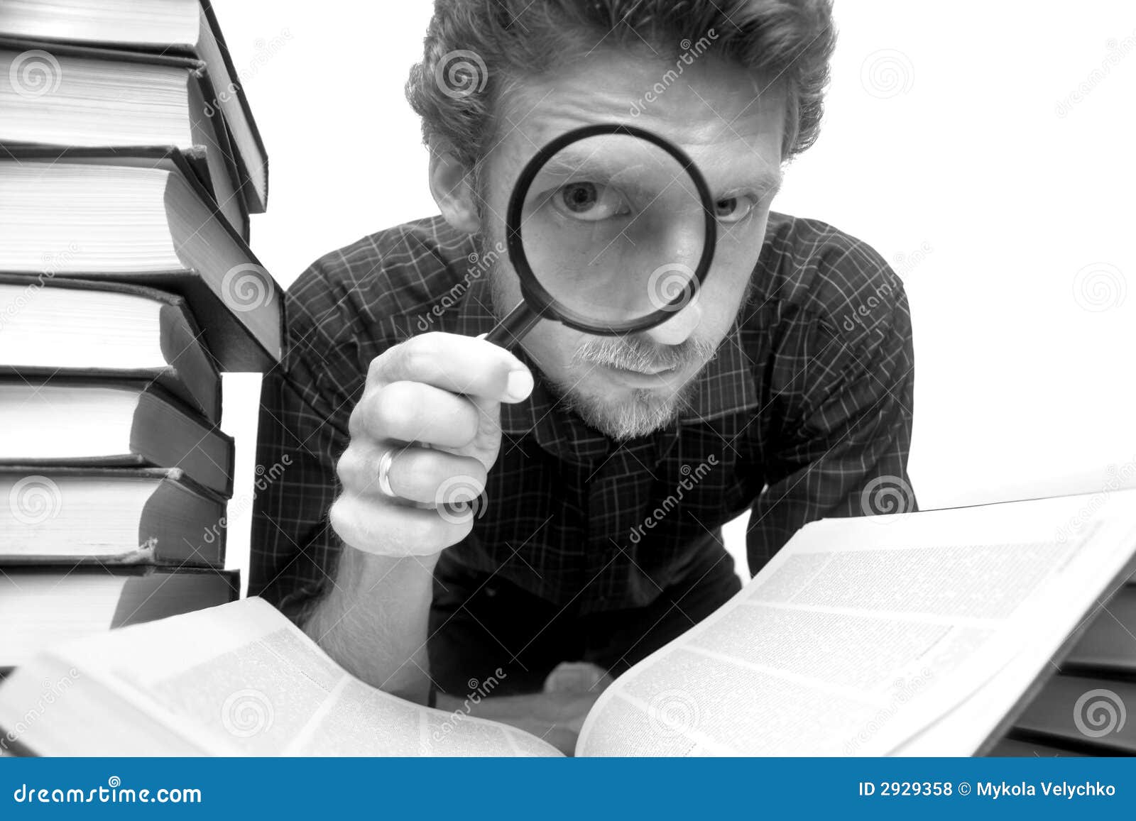 Hombre con la lupa foto de archivo. Imagen de textbook - 2929358