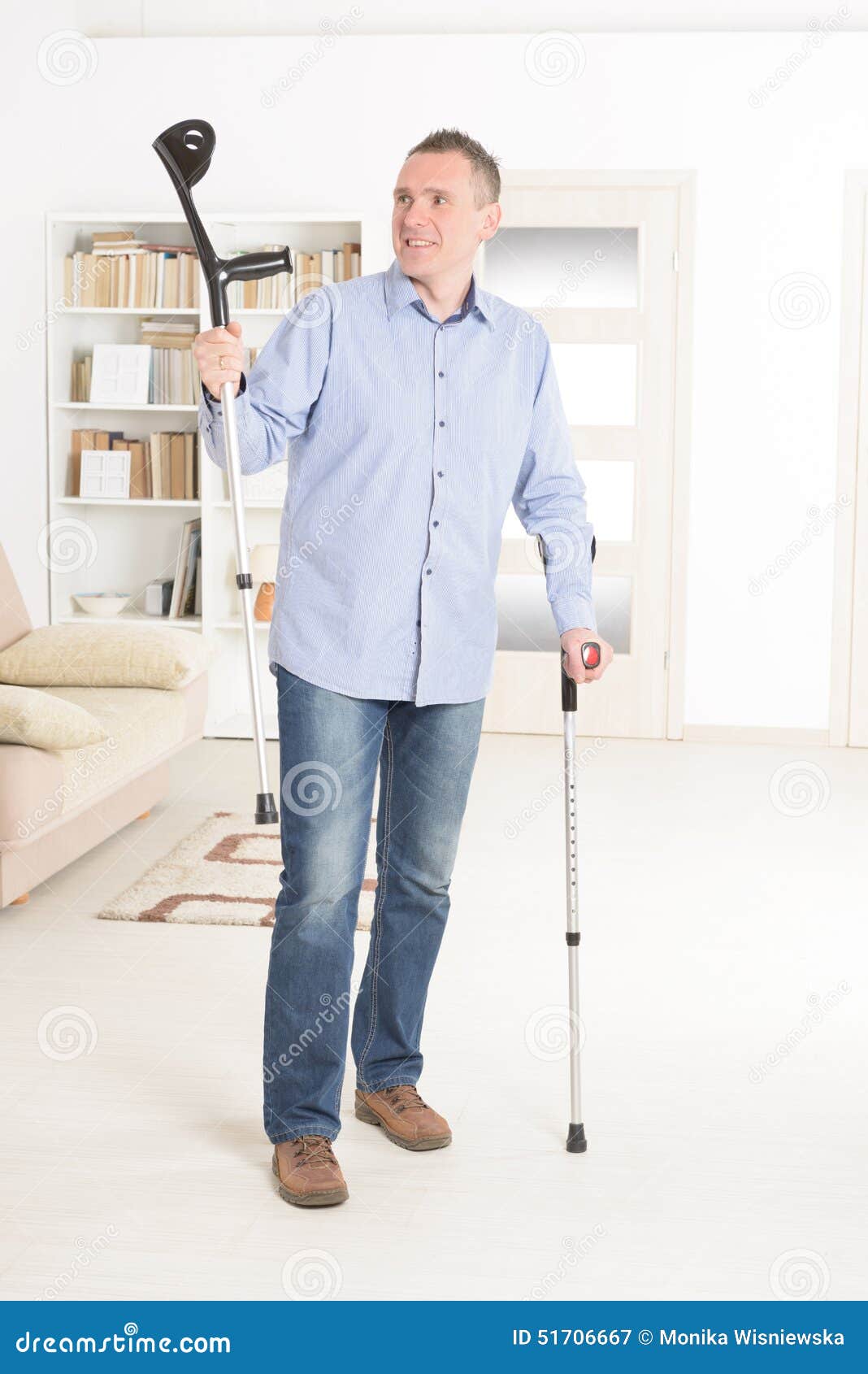 Hombre con las muletas imagen de archivo. Imagen de ortopédico - 51706667