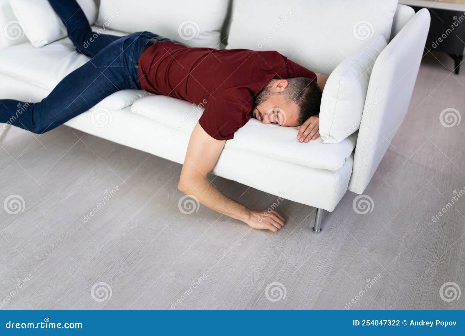 Hombre Con Letargo Y Fatiga En El Sofá Foto de archivo - Imagen de ...
