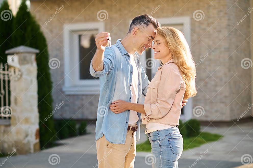 Hombre Con Llave Y Mujer De Pie Con Los Ojos Cerrados Foto de archivo ... Hombre Con Llave Y Mujer De Pie Con Los Ojos Cerrados Foto de archivo ...