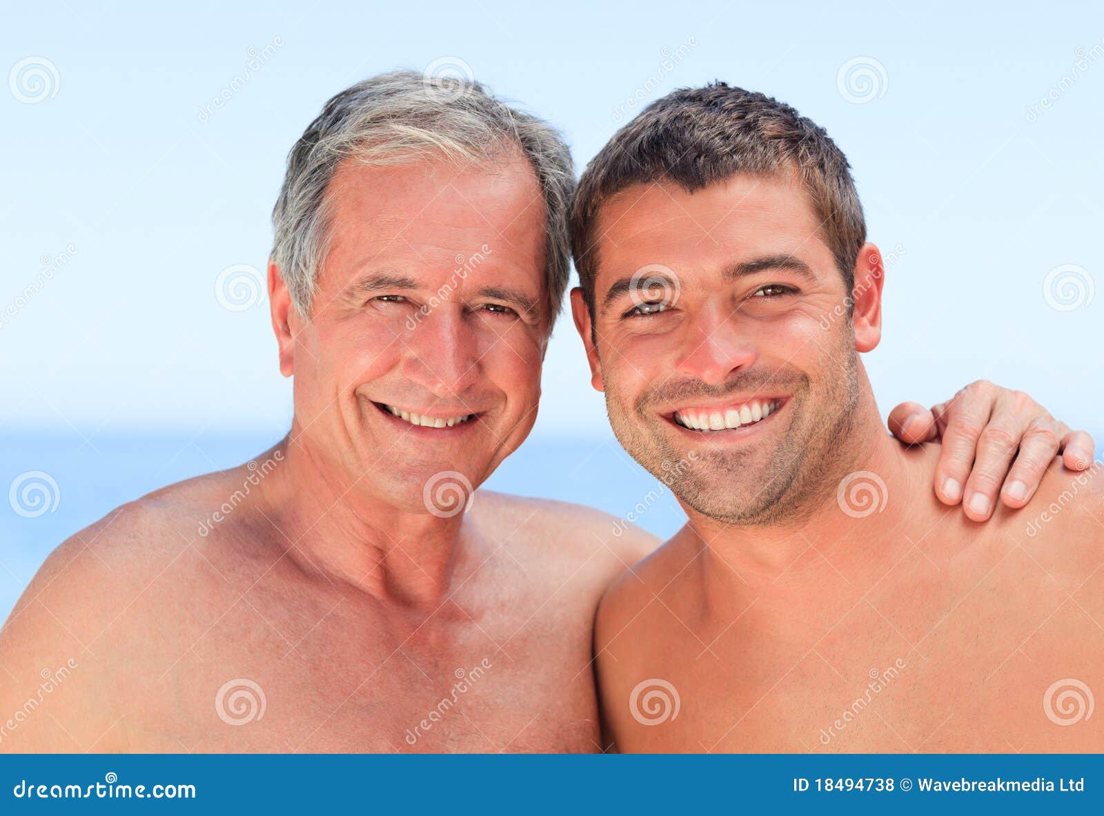 Hombre con su suegro foto de archivo. Imagen de mayor - 18494738