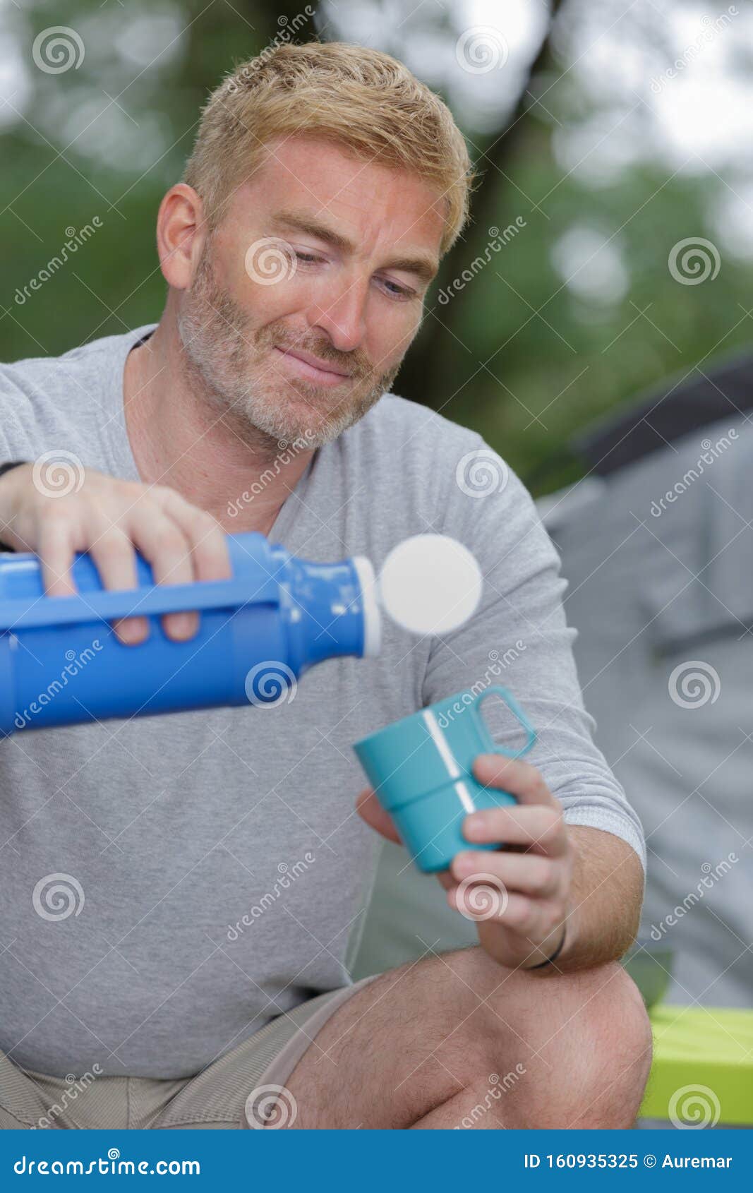 Hombre con termo imagen de archivo. Imagen de café, cubo - 160935325