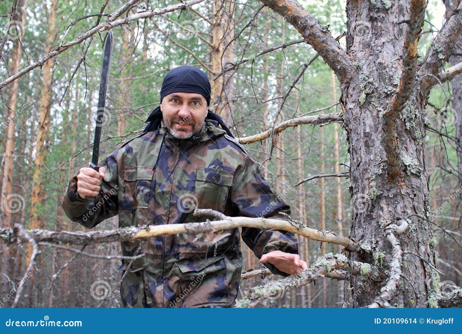 Hombre Con Un Machete En El Bosque Foto de archivo - Imagen de ...