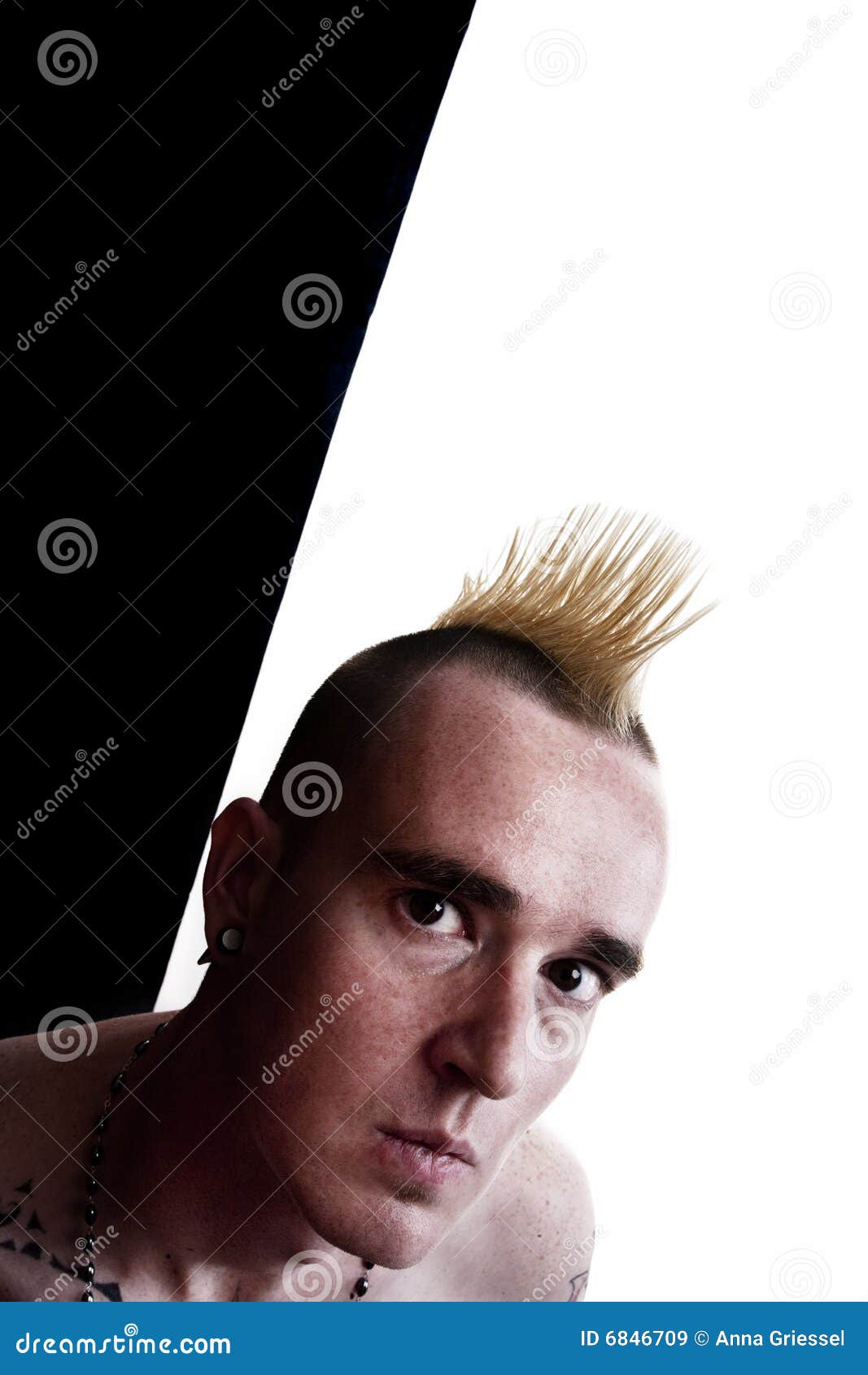 Hombre con un Mohawk imagen de archivo. Imagen de punky - 6846709