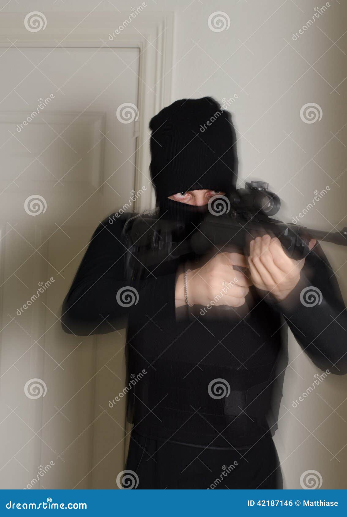 Hombre con un rifle foto de archivo. Imagen de guardia - 42187146