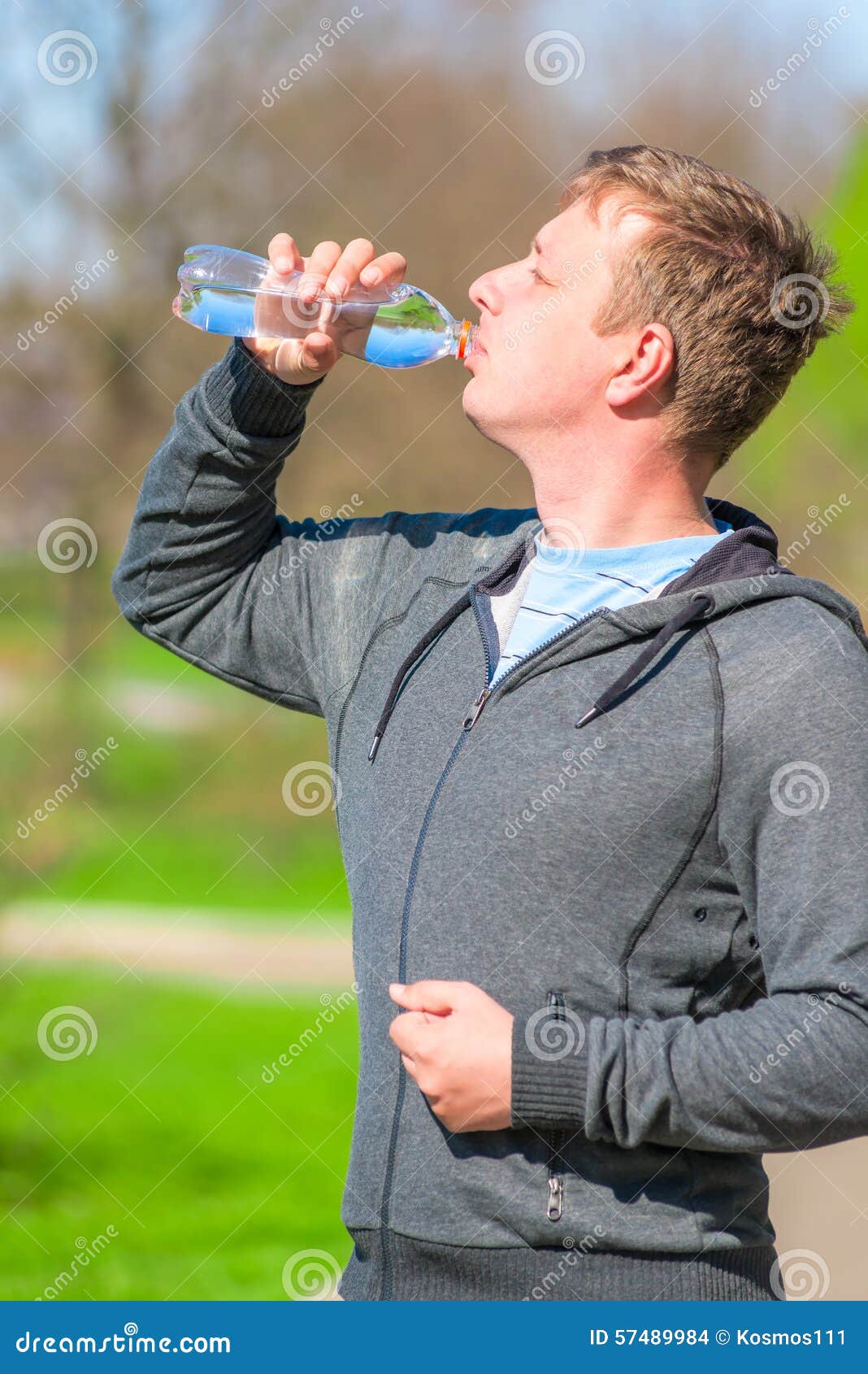 Hombre Con Una Botella De Agua Foto de archivo - Imagen de exterior ...