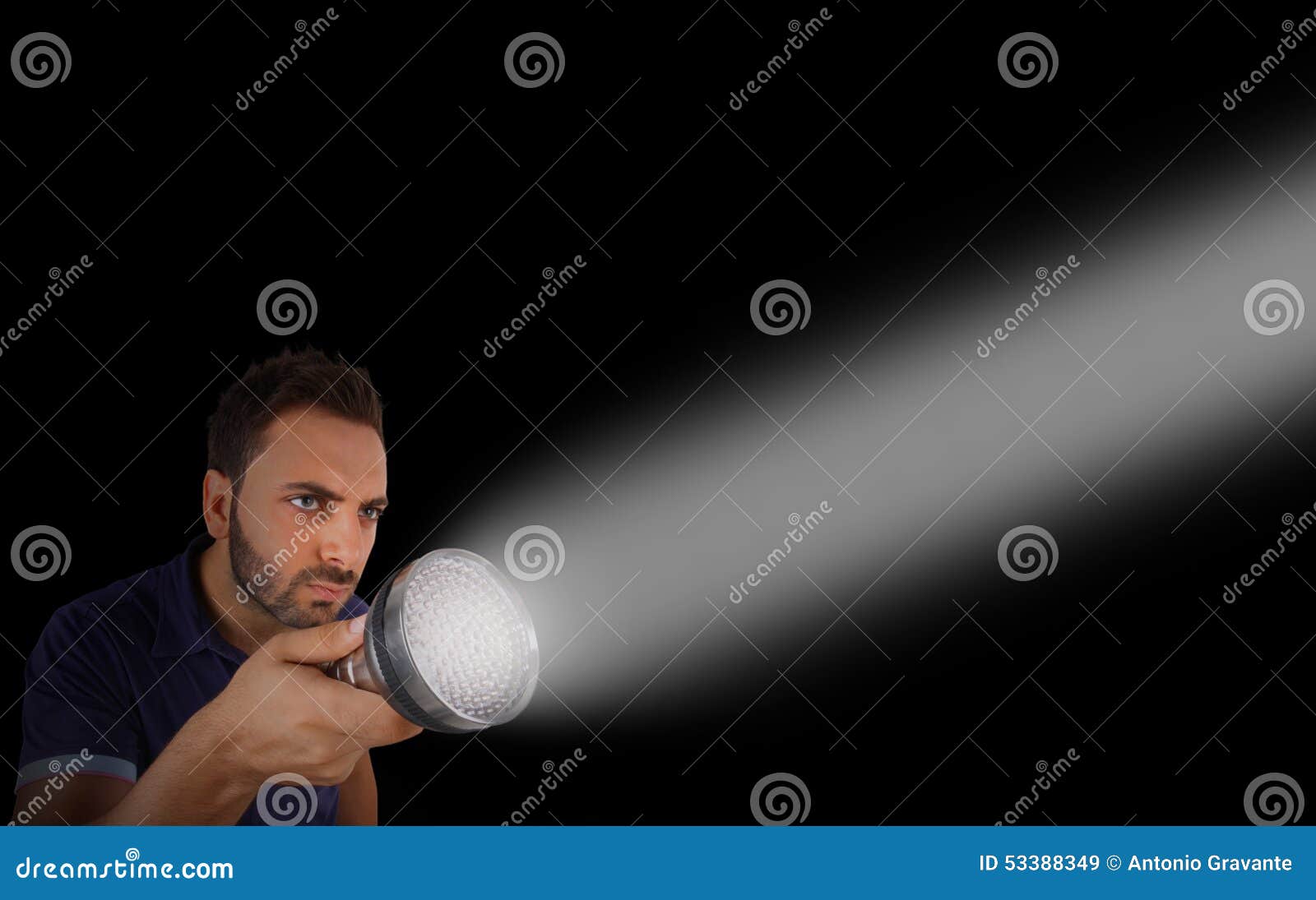 Hombre Con Una Linterna En La Oscuridad Imagen de archivo - Imagen de ...